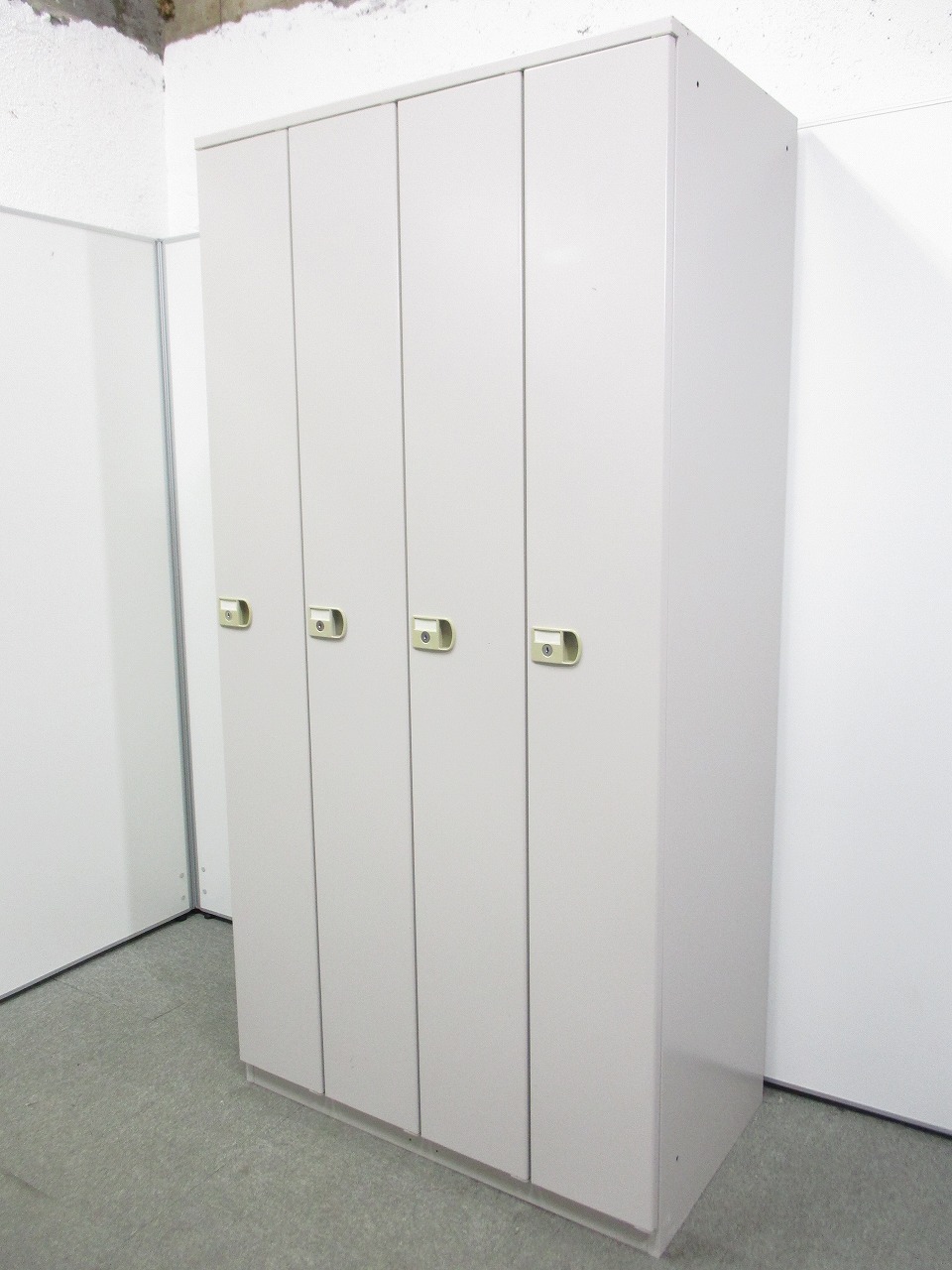 【中古】LB HLB-9841SS-W イトーキ/ITOKI 4人用更衣ロッカー 170732 - 中古オフィス家具ならオフィスバスターズ