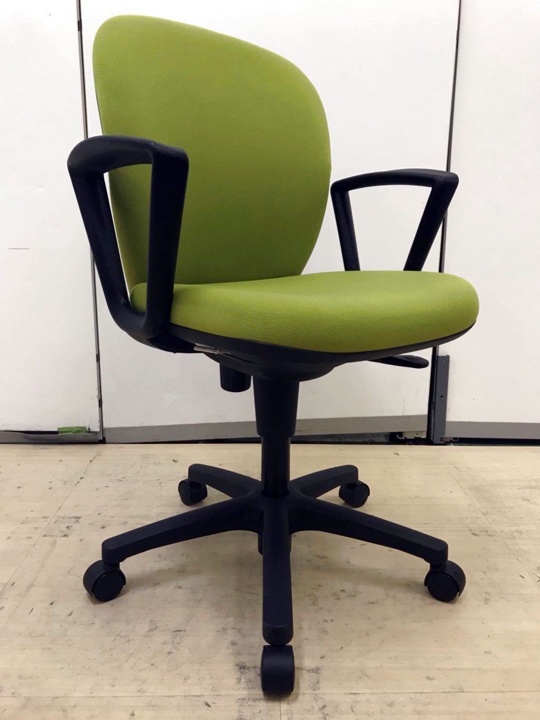 【中古】リエットチェア KFS-745GB-T1 イトーキ/ITOKI 肘付ローバックチェア 235022 - 中古オフィス家具ならオフィスバスターズ