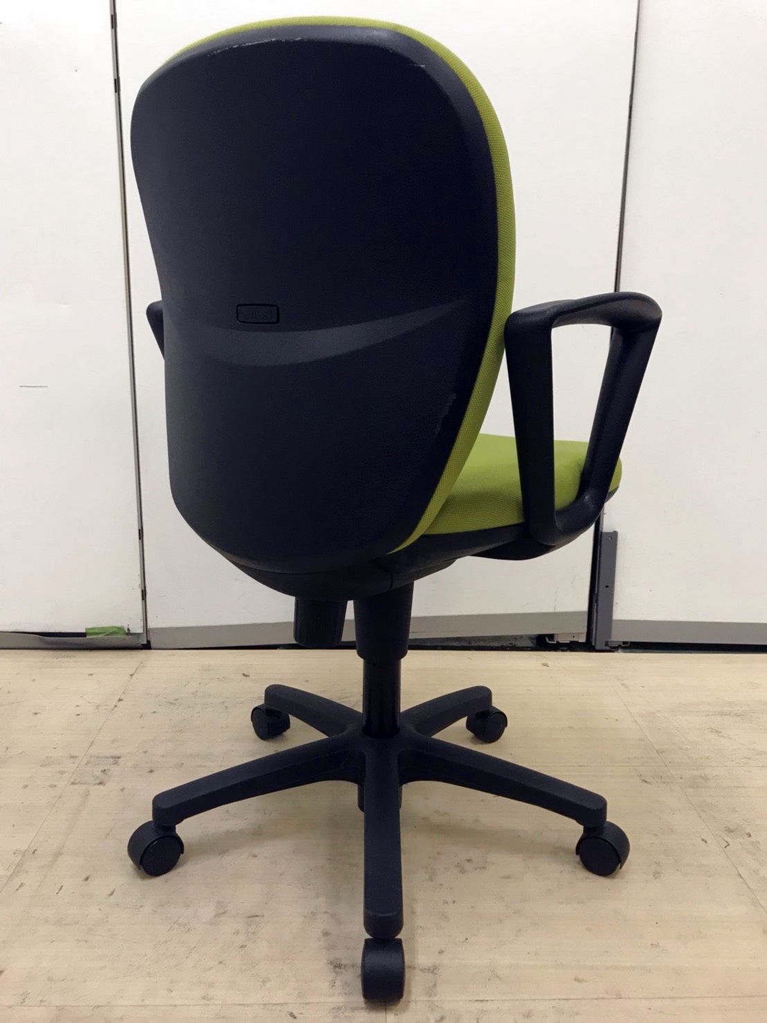 【中古】リエットチェア KFS-745GB-T1 イトーキ/ITOKI 肘付ローバックチェア 235022 - 中古オフィス家具ならオフィスバスターズ