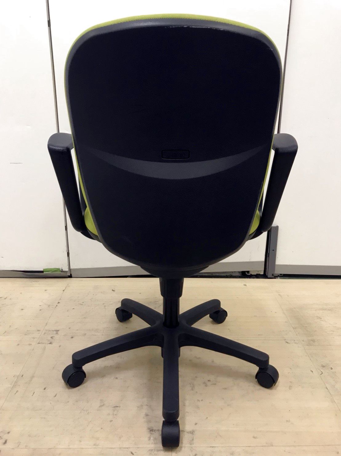 【中古】リエットチェア KFS-745GB-T1 イトーキ/ITOKI 肘付ローバックチェア 235022 - 中古オフィス家具ならオフィスバスターズ