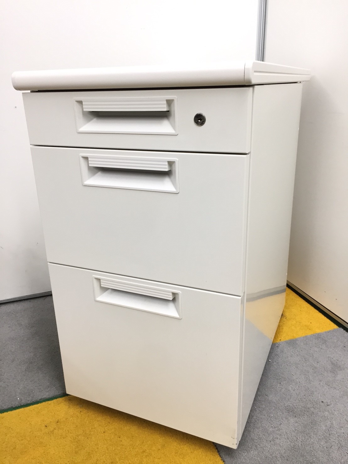 【中古】 JS-047D-3 WH プラス/PLUS 脇机3段 237365 - 中古オフィス家具ならオフィスバスターズ