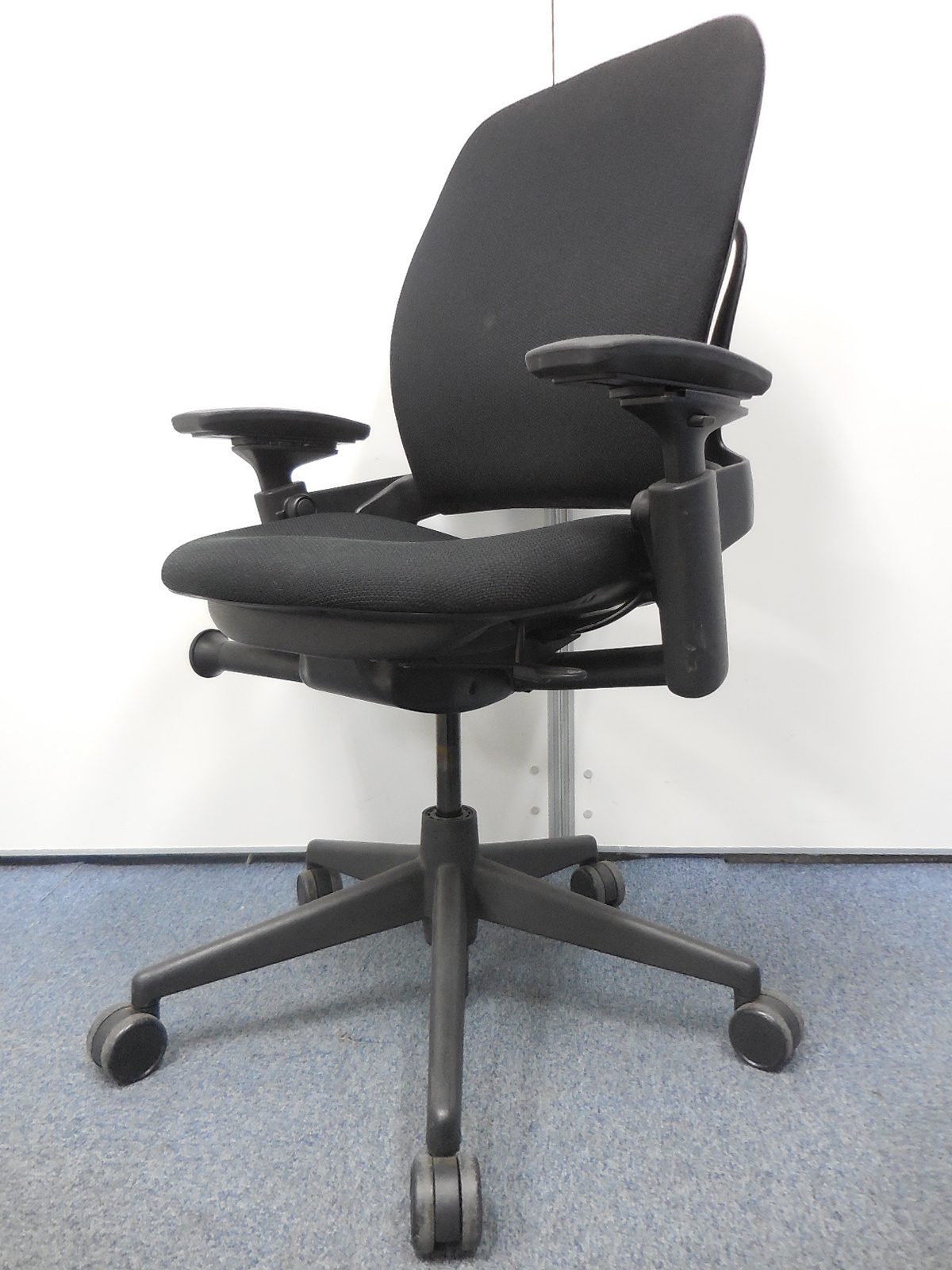 【中古】リープHD Model：46216179 Finishes：6205-5A87 Steelcase/スチールケース 肘付ハイバック ...
