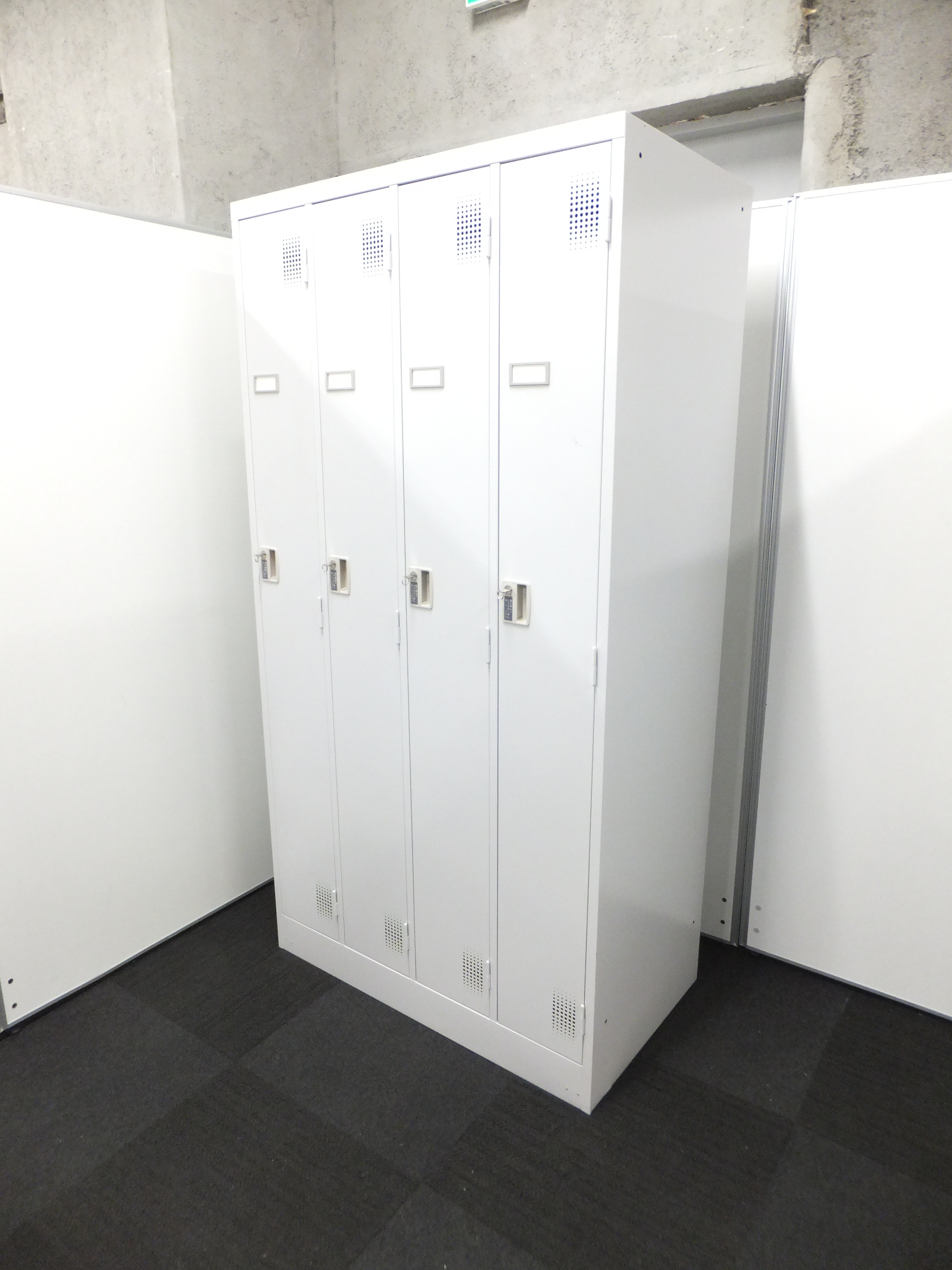 【中古】TLKロッカー TLK-N4 豊国工業 4人用更衣ロッカー 245503 - 中古オフィス家具ならオフィスバスターズ