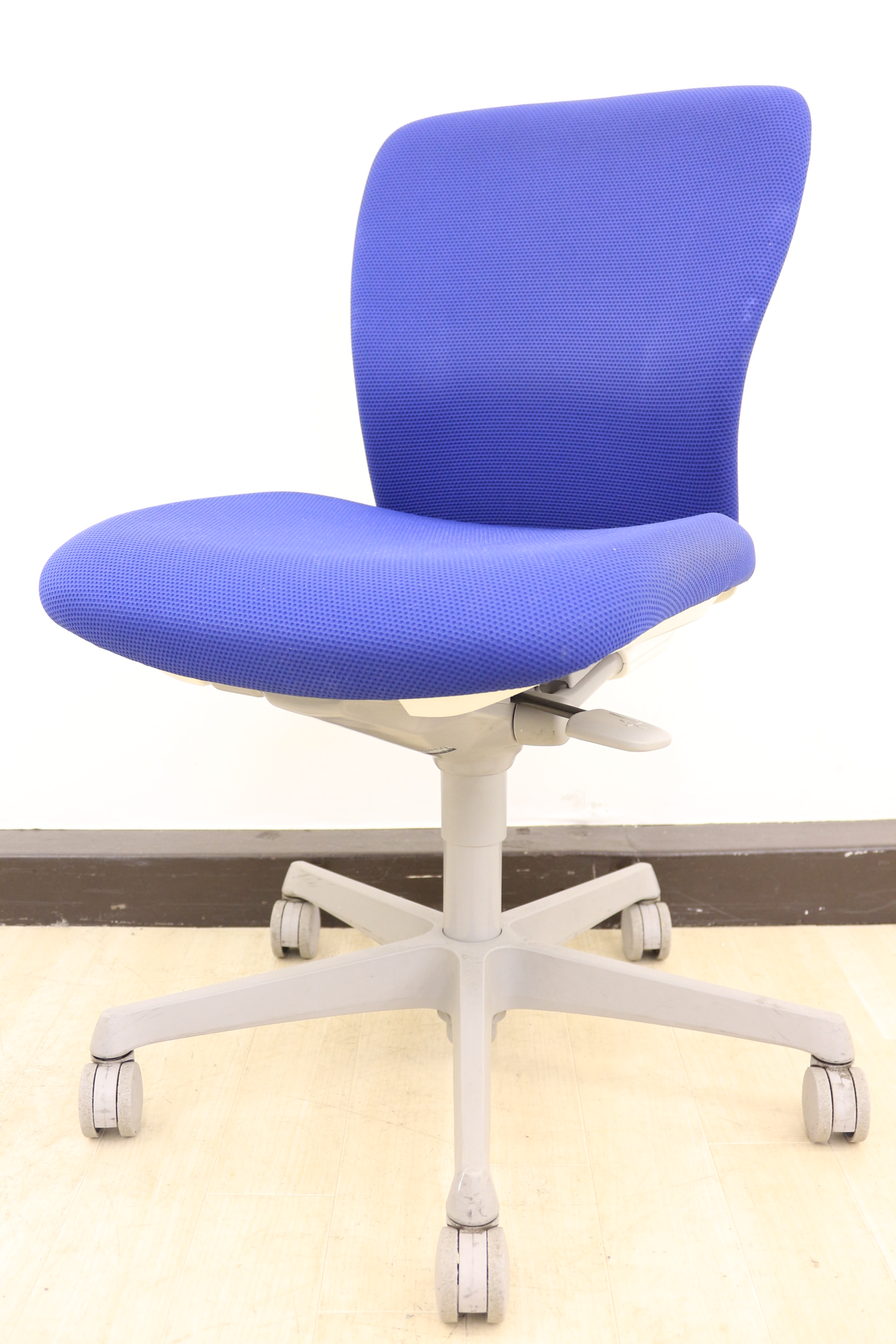 【中古】スラート C331WR FSF3 オカムラ/okamura 肘無ローバックチェア 252790 - 中古オフィス家具ならオフィスバスターズ