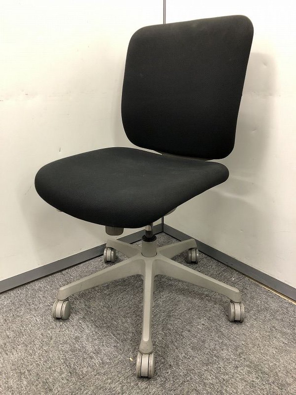 【中古】CG-Rチェア CN33GR FM31 オカムラ/okamura 肘無ローバックチェア 256879 - 中古オフィス家具ならオフィスバスターズ