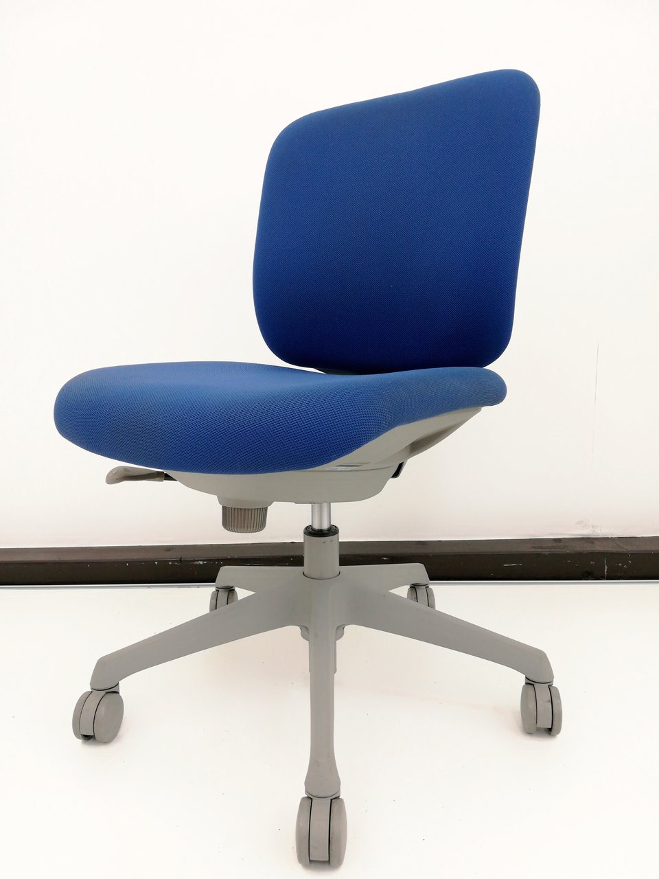 【中古】CG-Rチェア CN33GR FM36 オカムラ/okamura 肘無ローバックチェア 259819 - 中古オフィス家具ならオフィスバスターズ