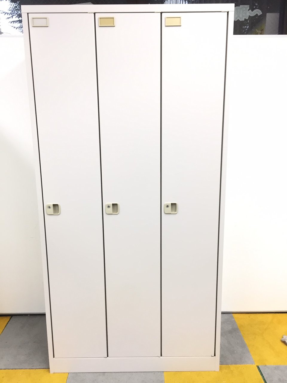 【中古】L型 HDL-0931SS-WE イトーキ/ITOKI 3人用更衣ロッカー 260372 - 中古オフィス家具ならオフィスバスターズ