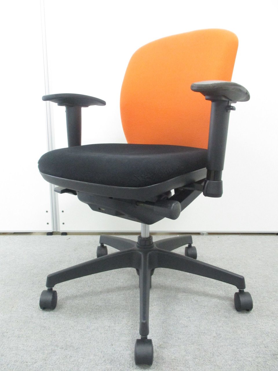 【中古】shellmo shellmo ナイキ/NAIKI 肘付ローバックチェア 260758 - 中古オフィス家具ならオフィスバスターズ