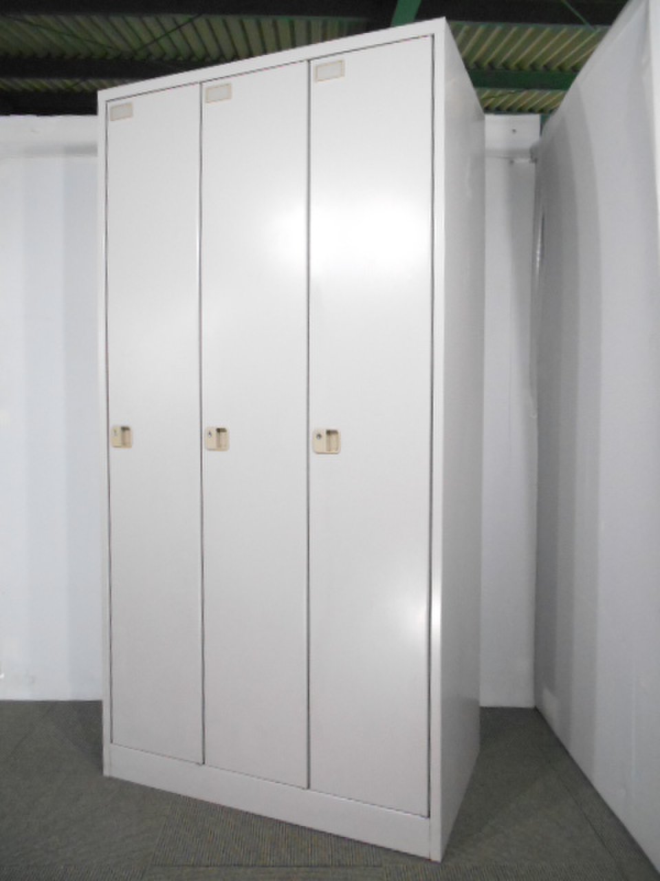 【中古】L型 HDL-0931SS-WE イトーキ/ITOKI 3人用更衣ロッカー 261627 - 中古オフィス家具ならオフィスバスターズ