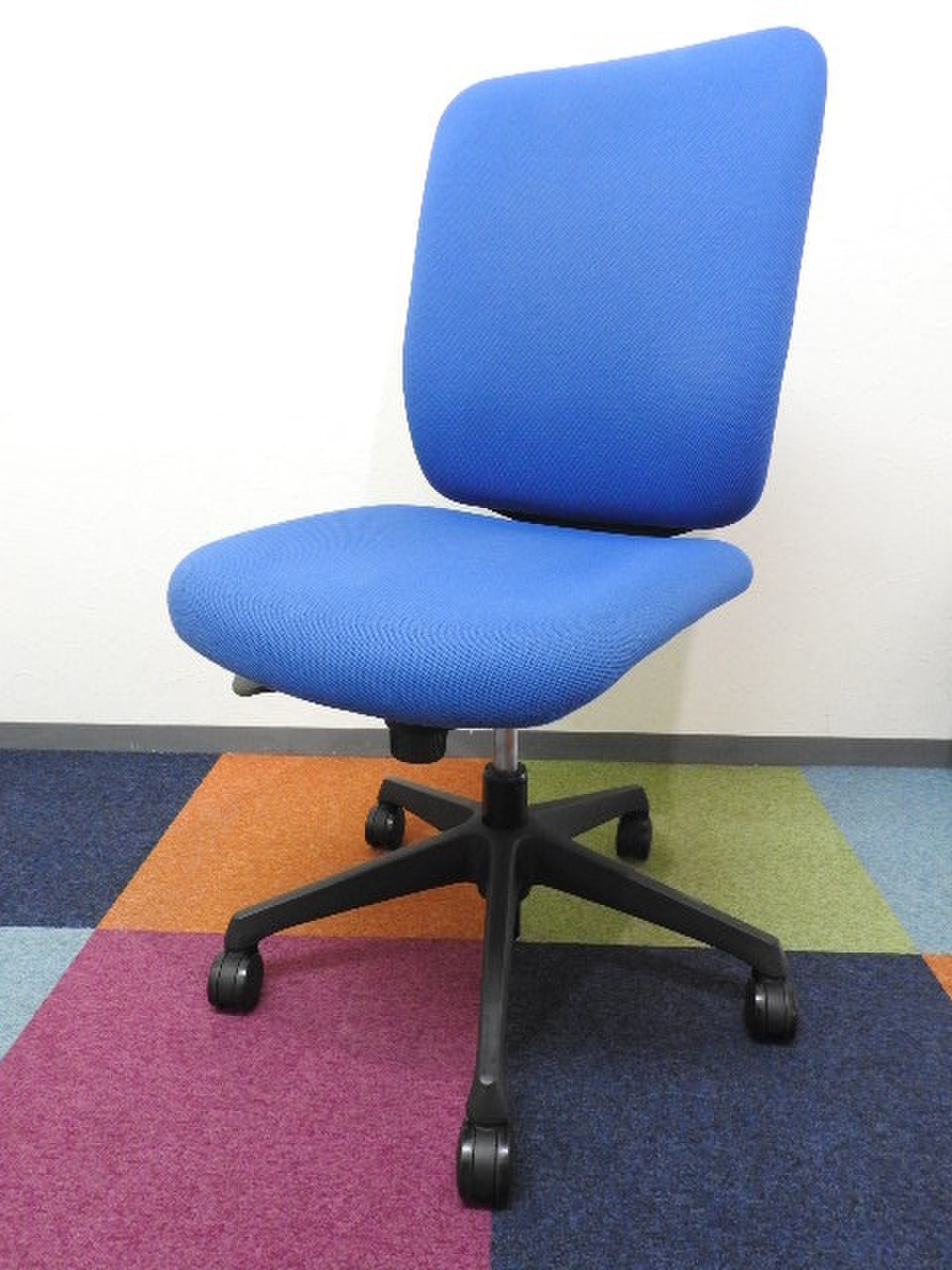 【中古】CG-Rチェア CN35ZR FM36 オカムラ/okamura 肘無ローバックチェア 268293 - 中古オフィス家具ならオフィスバスターズ