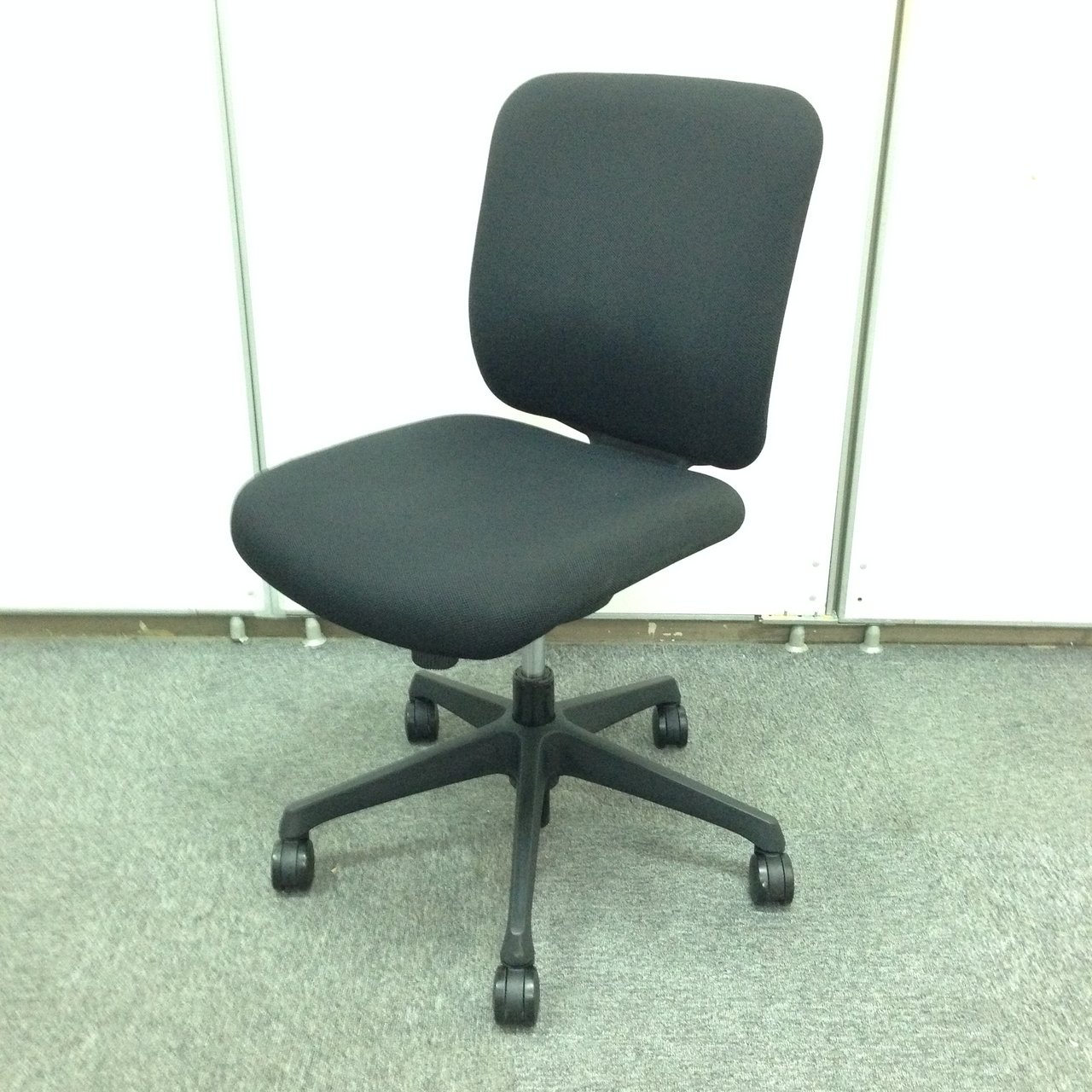 【中古】CG-Rチェア CN33ZR FM31 オカムラ/okamura 肘無ローバックチェア 273783 - 中古オフィス家具ならオフィスバスターズ