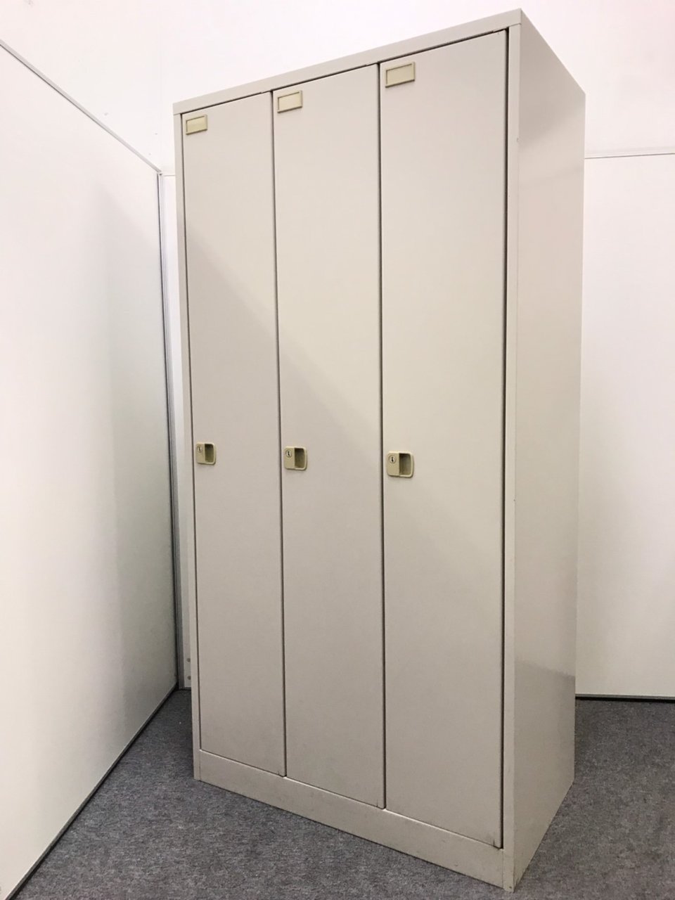 【中古】L型 HDL-0931SS-WE イトーキ/ITOKI 3人用更衣ロッカー 275753 - 中古オフィス家具ならオフィスバスターズ