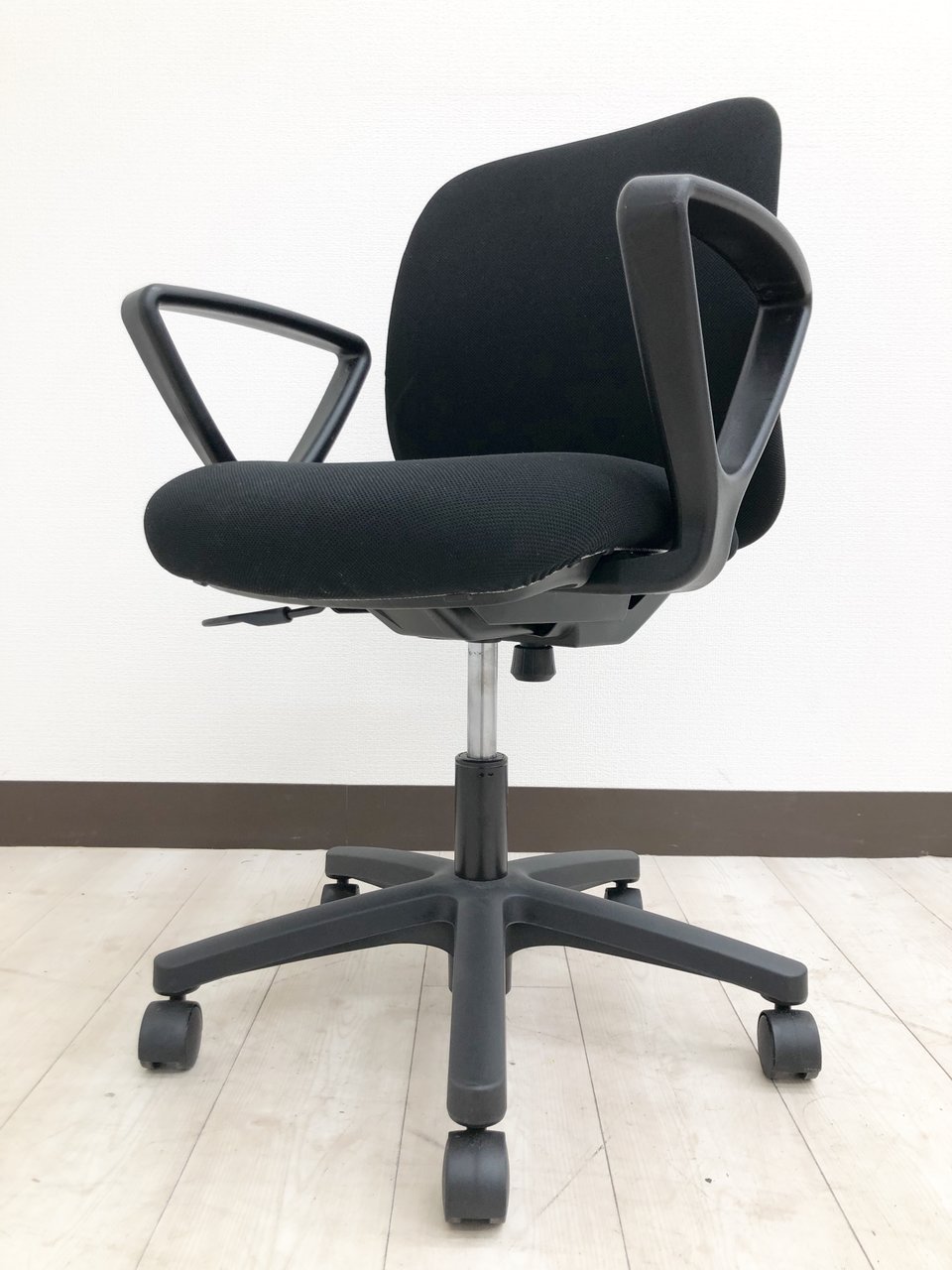 【中古】ボニートチェア KT-140GK-T1T1 イトーキ/ITOKI 肘付ローバックチェア 282095 - 中古オフィス家具ならオフィスバスターズ