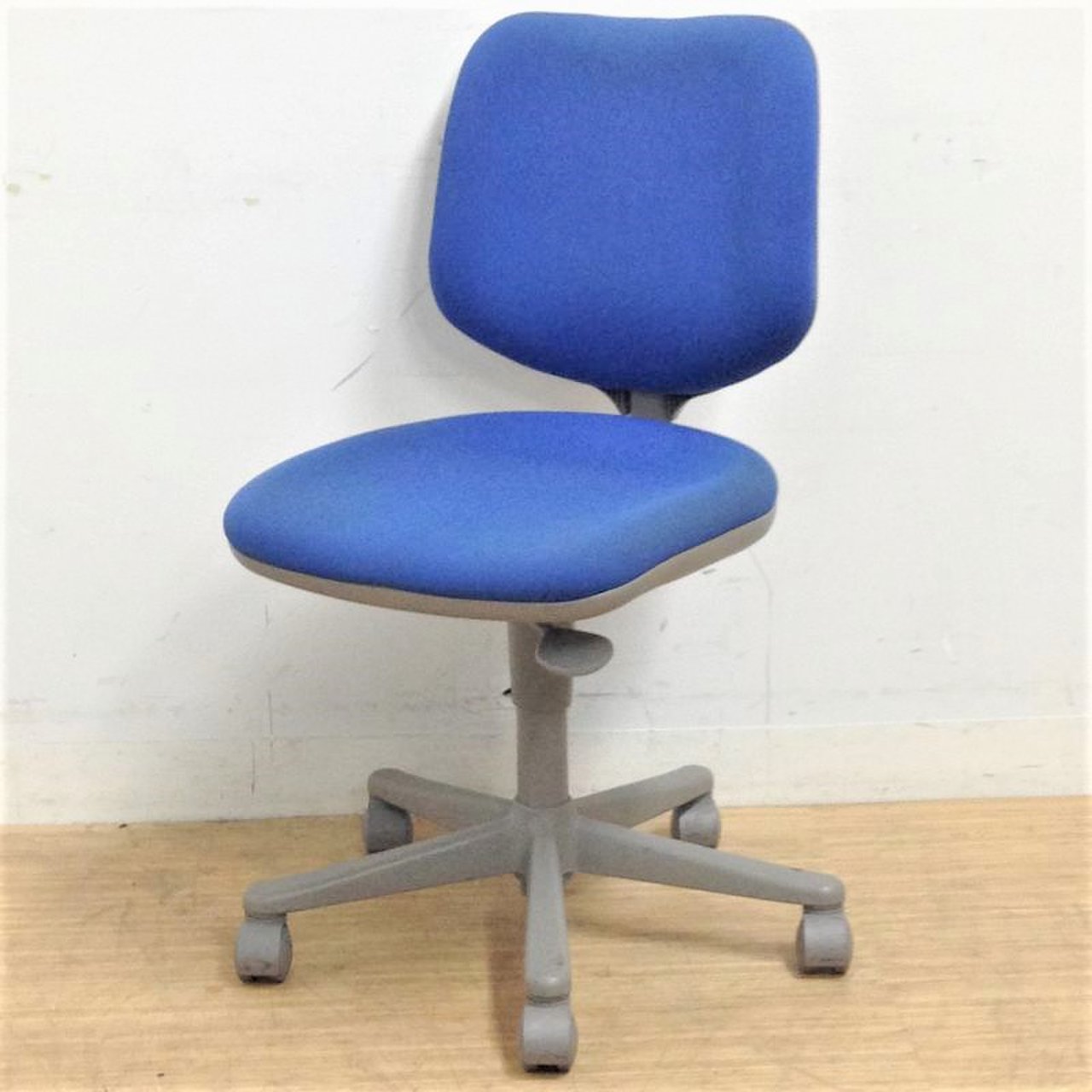 【中古】CG-Eチェア オカムラ/okamura 肘無ローバックチェア 290068 - 中古オフィス家具ならオフィスバスターズ