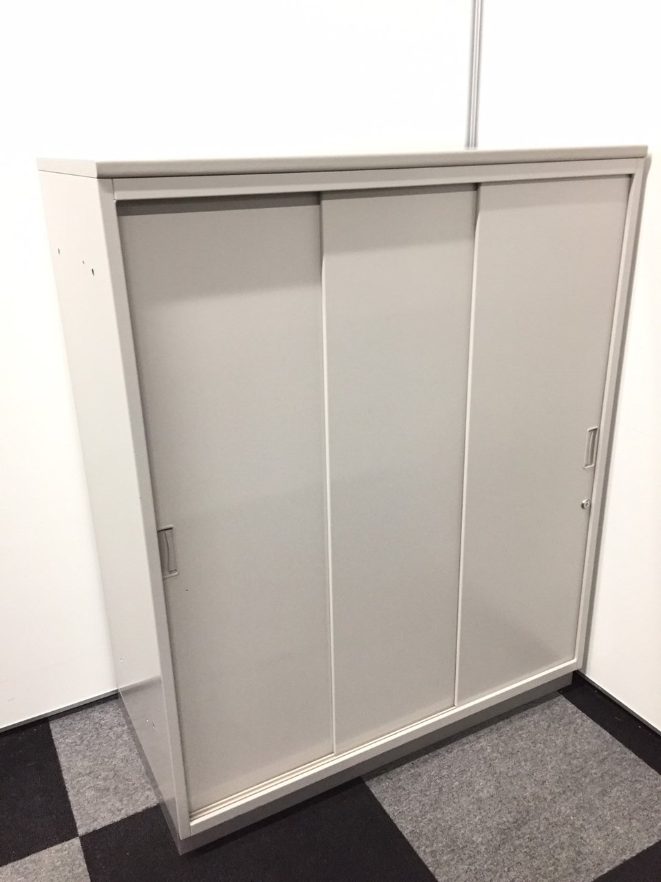 【中古】シンライン イトーキ/ITOKI ローキャビネット／引き違い 290947 - 中古オフィス家具ならオフィスバスターズ