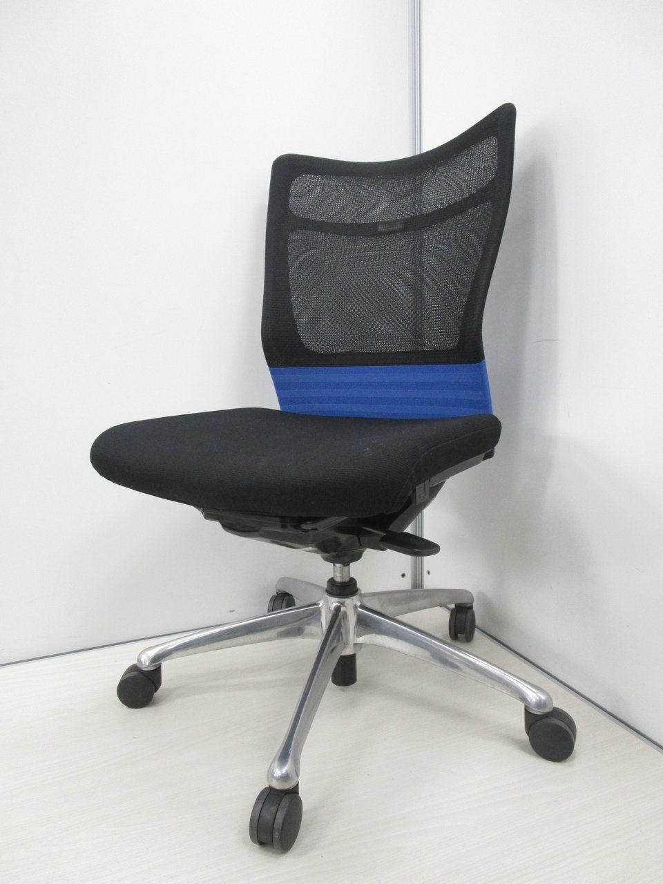 【中古】フィーゴチェア オカムラ/okamura 肘無ミドルバックチェア 299641 - 中古オフィス家具ならオフィスバスターズ