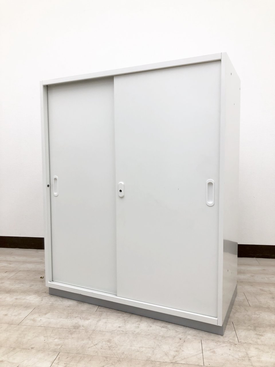 【中古】LINX L5-105S W4 プラス/PLUS ローキャビネット／引き違い 300651 - 中古オフィス家具ならオフィスバスターズ