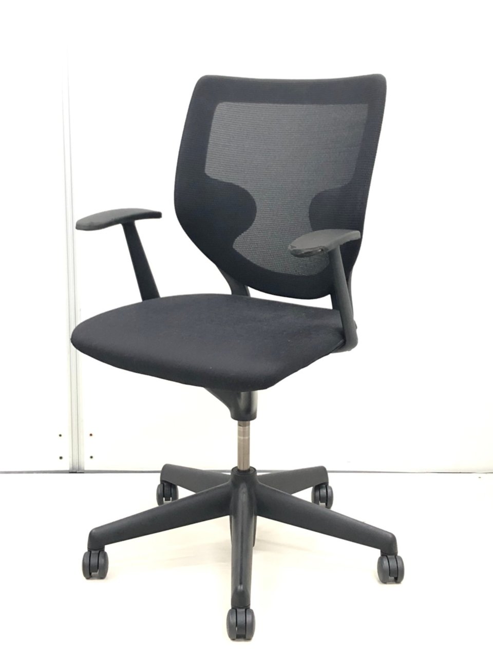 【中古】シンプルチェア simple KEILHAUER/キールハワー 肘付ローバックチェア 301590 - 中古オフィス家具ならオフィスバスターズ