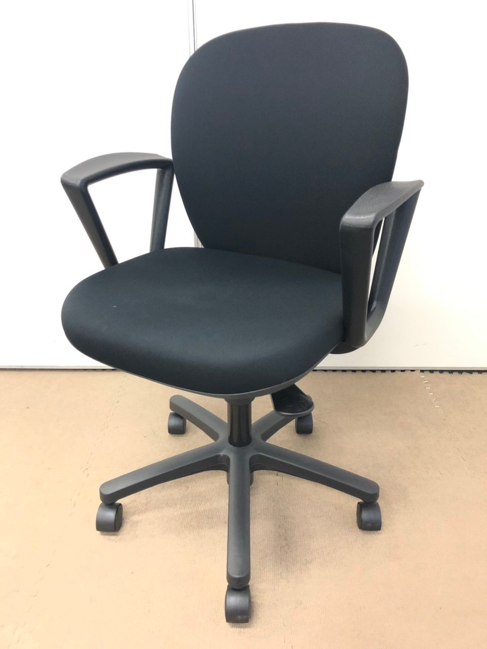 【中古】リエットチェア KFS-740GB-T1.T1 イトーキ/ITOKI 肘付ローバックチェア 306085 - 中古オフィス家具なら ...