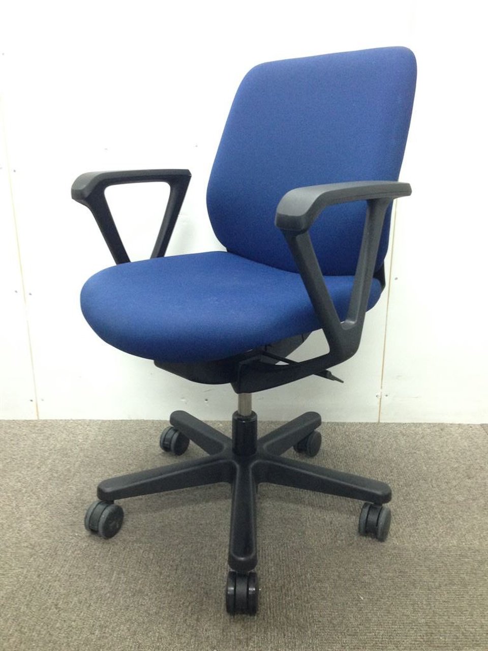 【中古】トルテチェア KZ-240GB T1B2 イトーキ/ITOKI 肘付ローバックチェア 311546 - 中古オフィス家具ならオフィスバスターズ