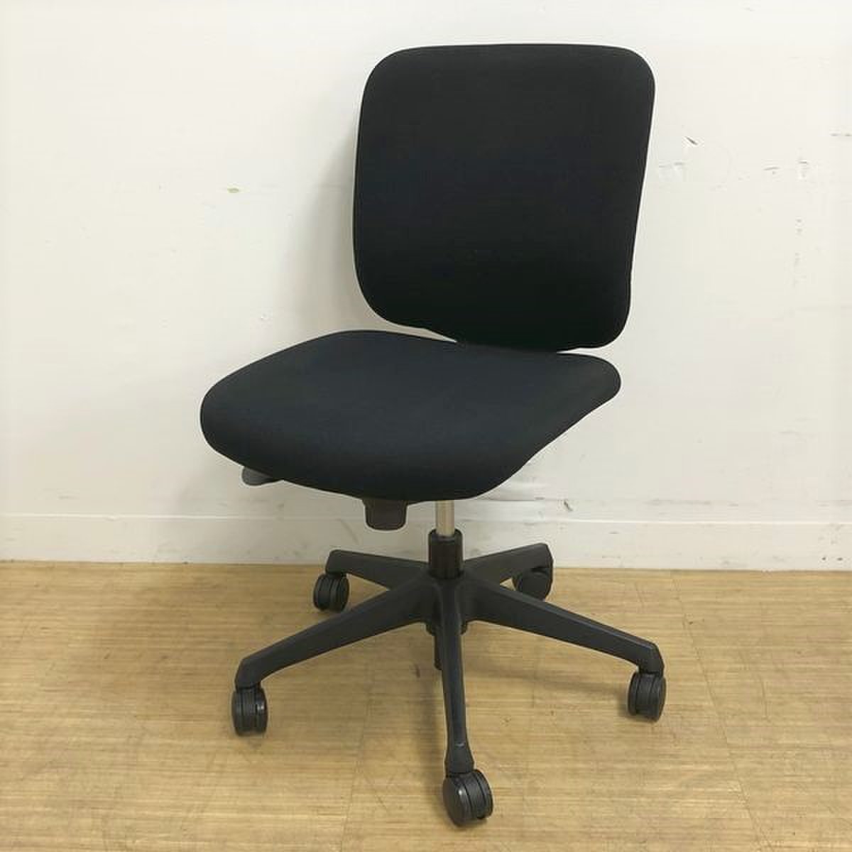 【中古】CG-Rチェア CN33ZR FM31 オカムラ/okamura 肘無ローバックチェア 315286 - 中古オフィス家具ならオフィスバスターズ