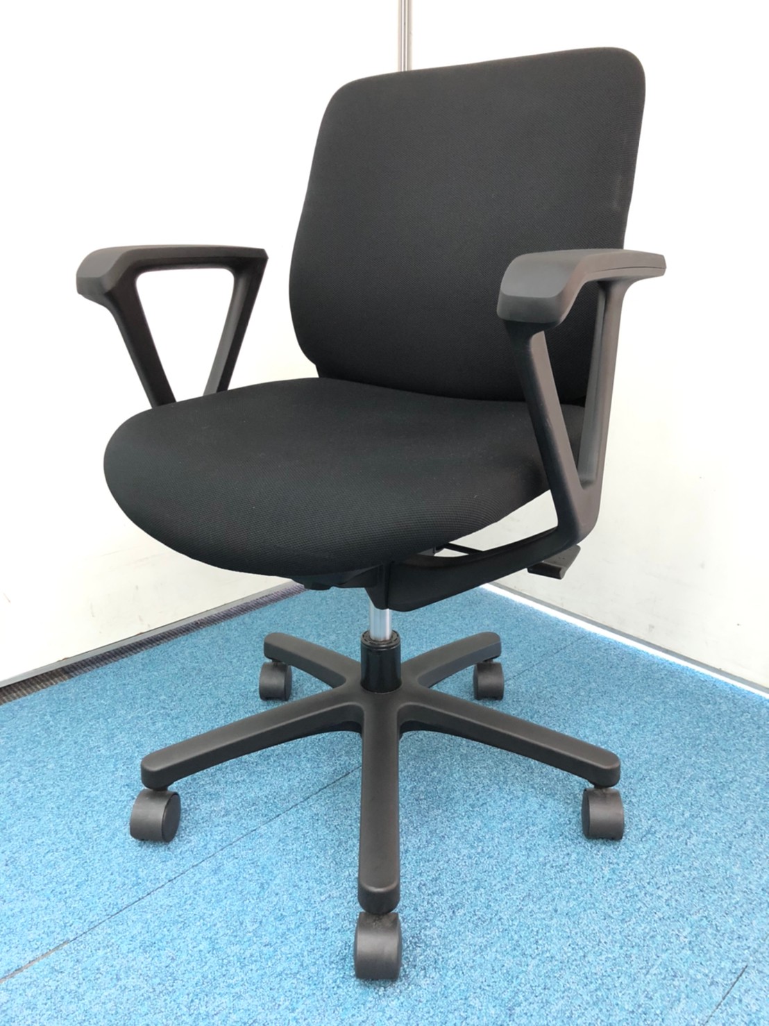 【中古】トルテR KZ-240GB-T1T1 イトーキ/ITOKI 肘付ローバックチェア 332006 - 中古オフィス家具ならオフィスバスターズ