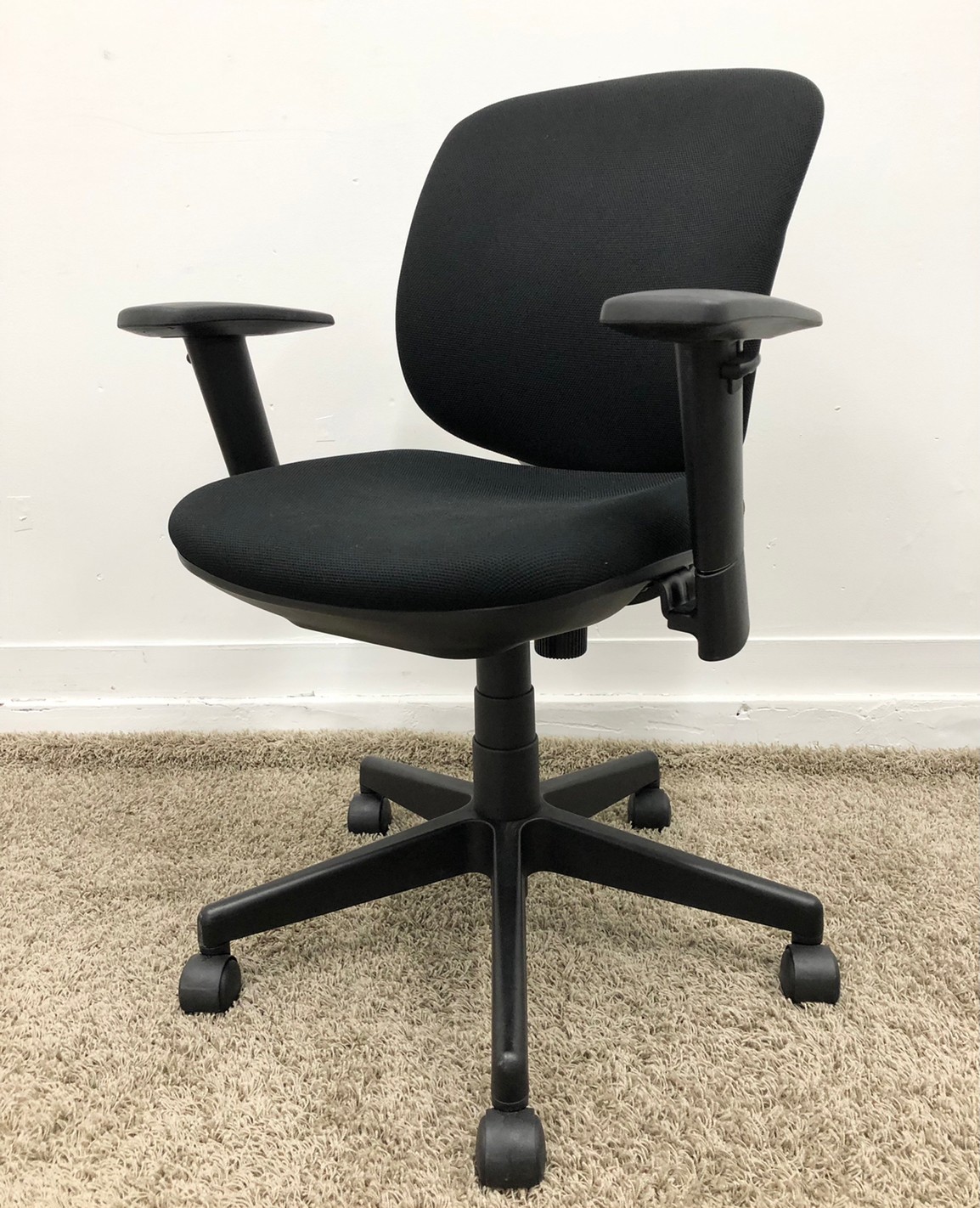 【中古】Presea プラス/PLUS 肘付ローバックチェア 337403 - 中古オフィス家具ならオフィスバスターズ