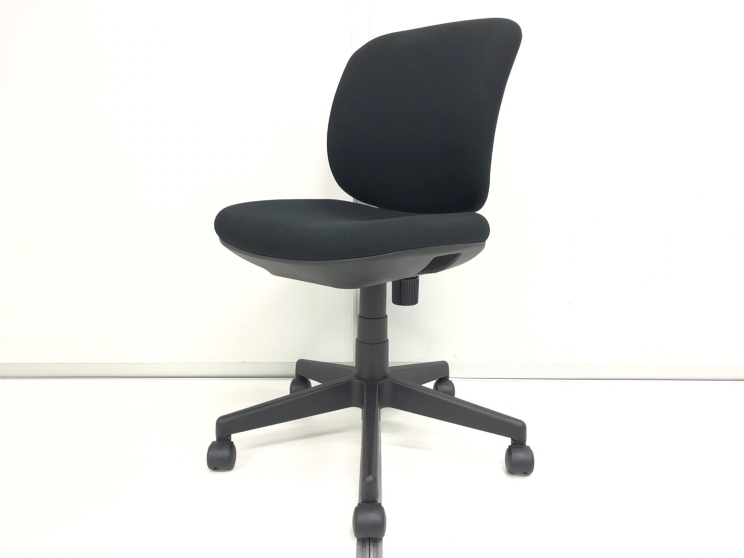 【中古】Presea プラス/PLUS 肘無ローバックチェア 339058 - 中古オフィス家具ならオフィスバスターズ