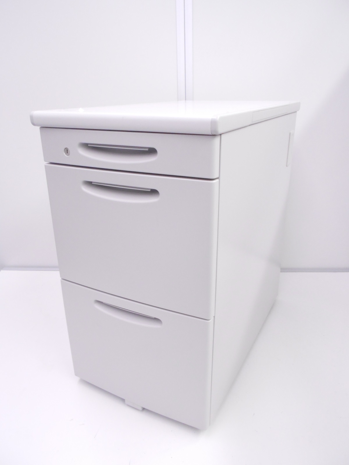 【中古】SD オカムラ/okamura 脇机3段 343443 - 中古オフィス家具ならオフィスバスターズ