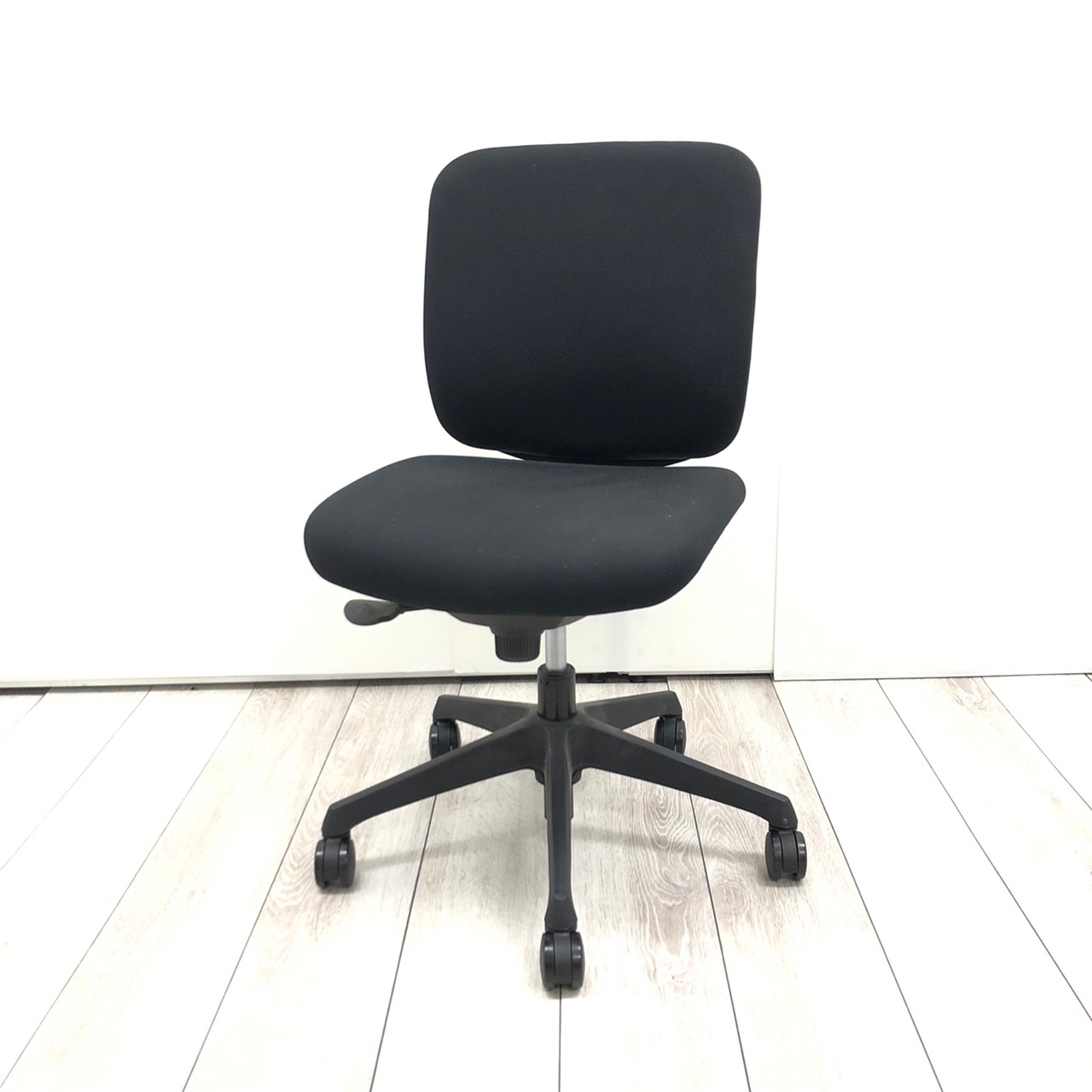 【中古】CG-Rチェア CN33ZR FM31 オカムラ/okamura 肘無ローバックチェア 365489 - 中古オフィス家具ならオフィスバスターズ