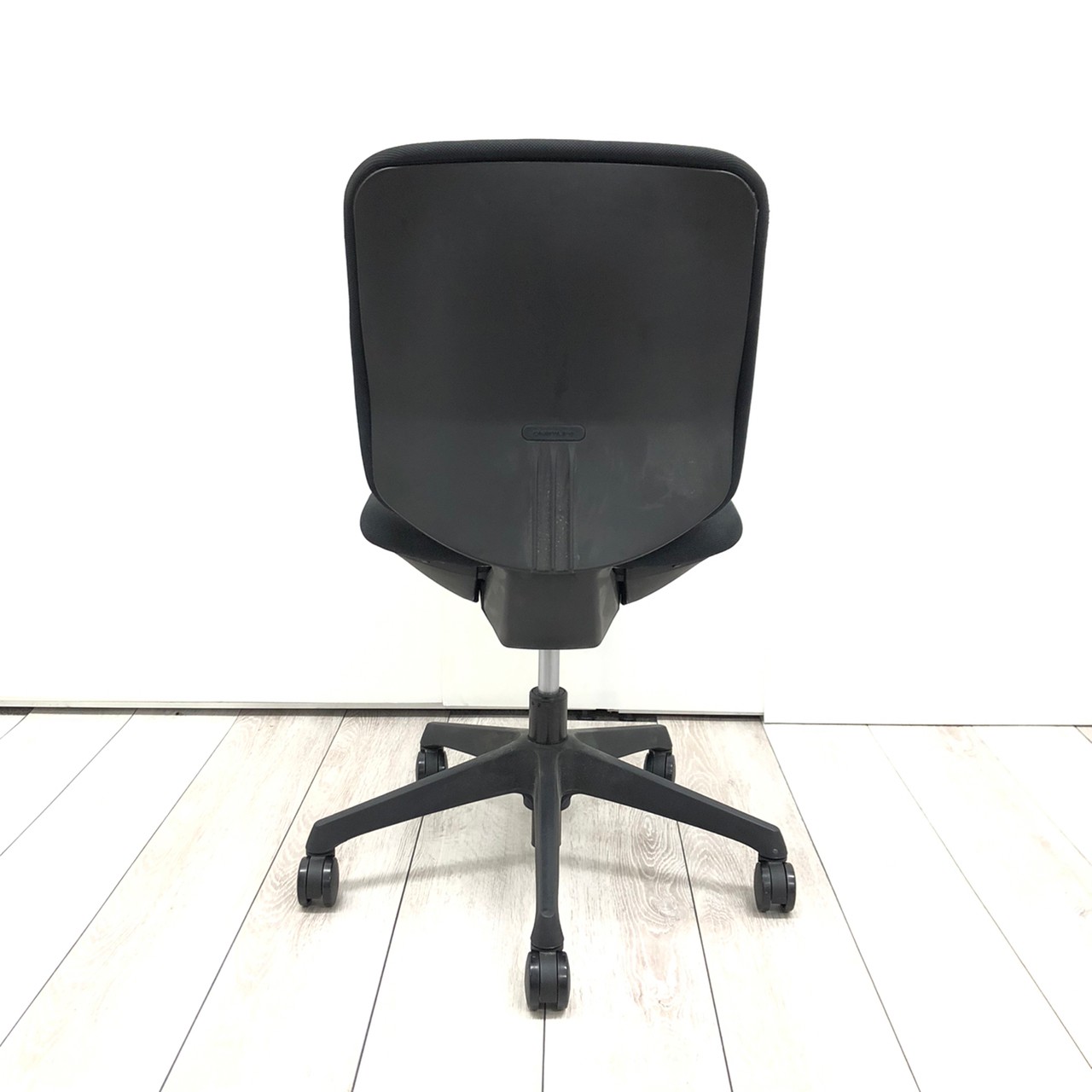 【中古】CG-Rチェア CN33ZR FM31 オカムラ/okamura 肘無ローバックチェア 365489 - 中古オフィス家具ならオフィスバスターズ