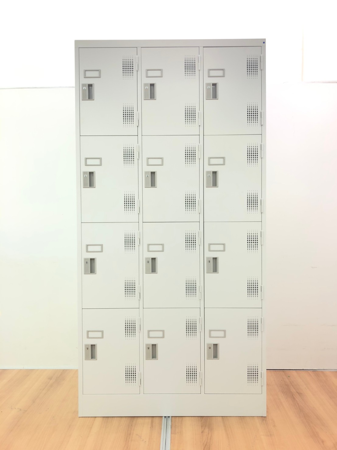 【中古】TLKロッカー TLK-S12 豊国工業 12人用更衣ロッカー 372382 - 中古オフィス家具ならオフィスバスターズ
