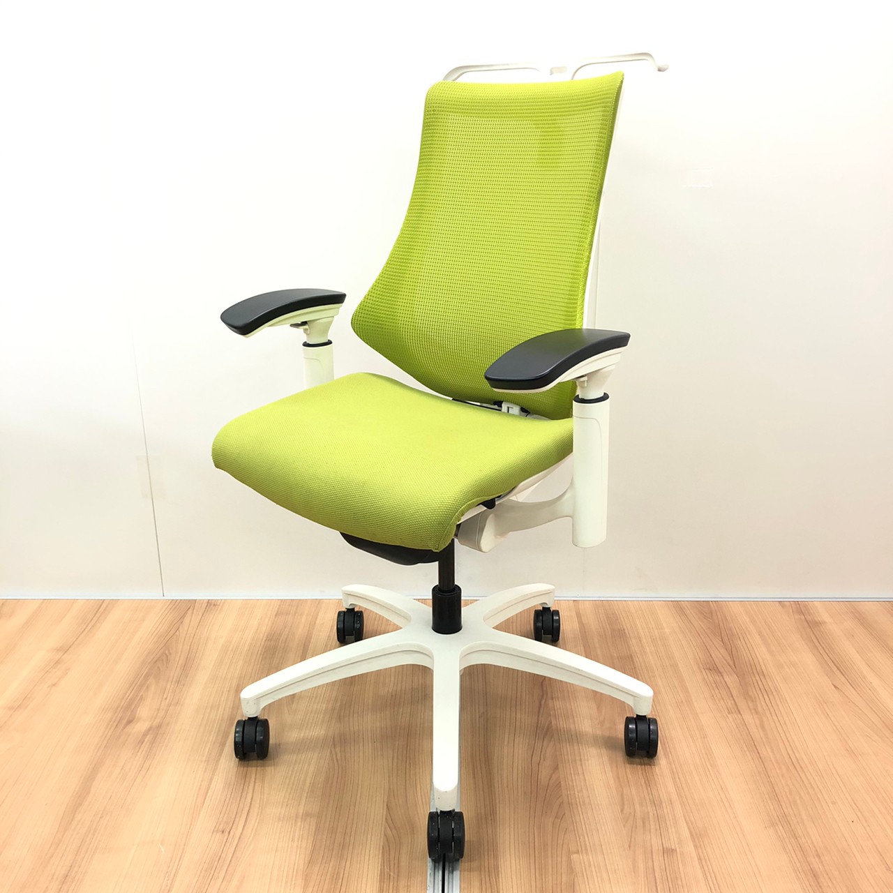 【中古】エフクロス イトーキ/ITOKI 肘付ハイバックチェア 374844 - 中古オフィス家具ならオフィスバスターズ