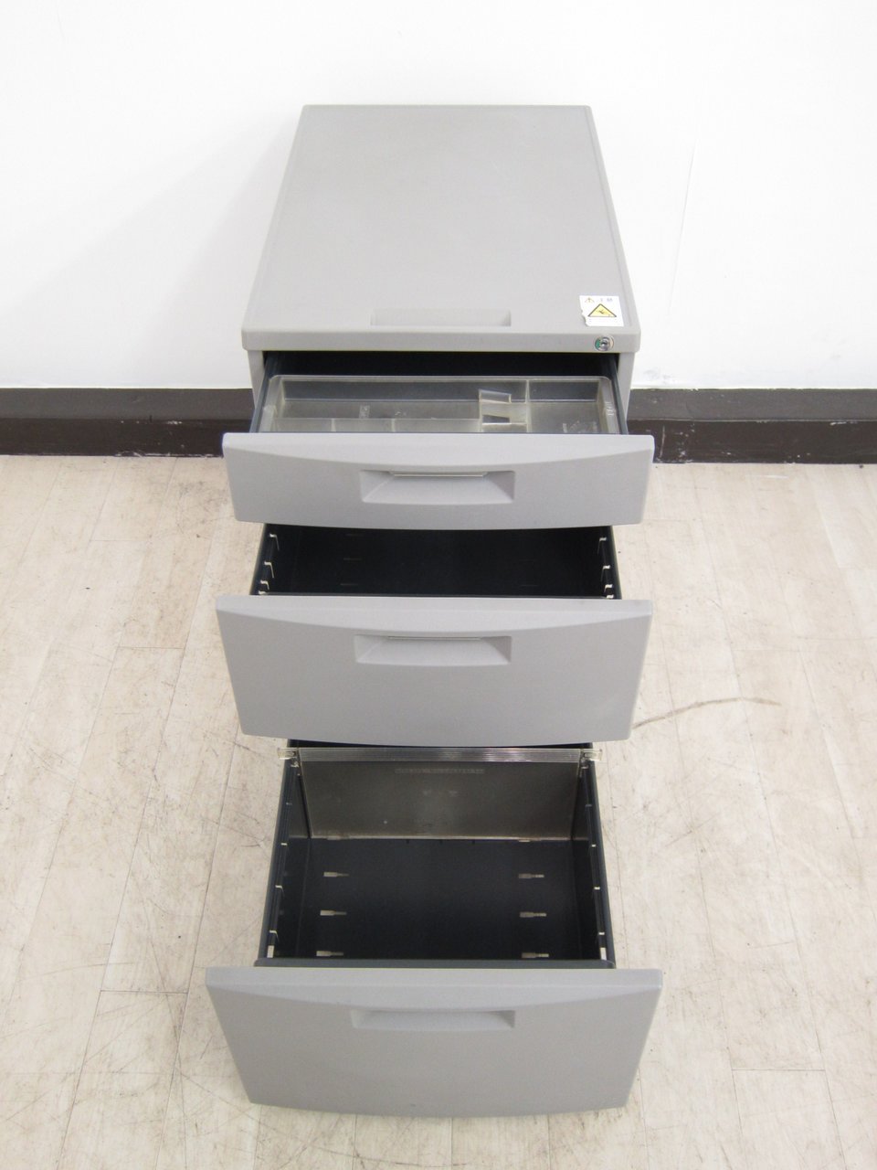 【中古】CZシリーズ イトーキ/ITOKI ワゴン3段 379269 - 中古オフィス家具ならオフィスバスターズ