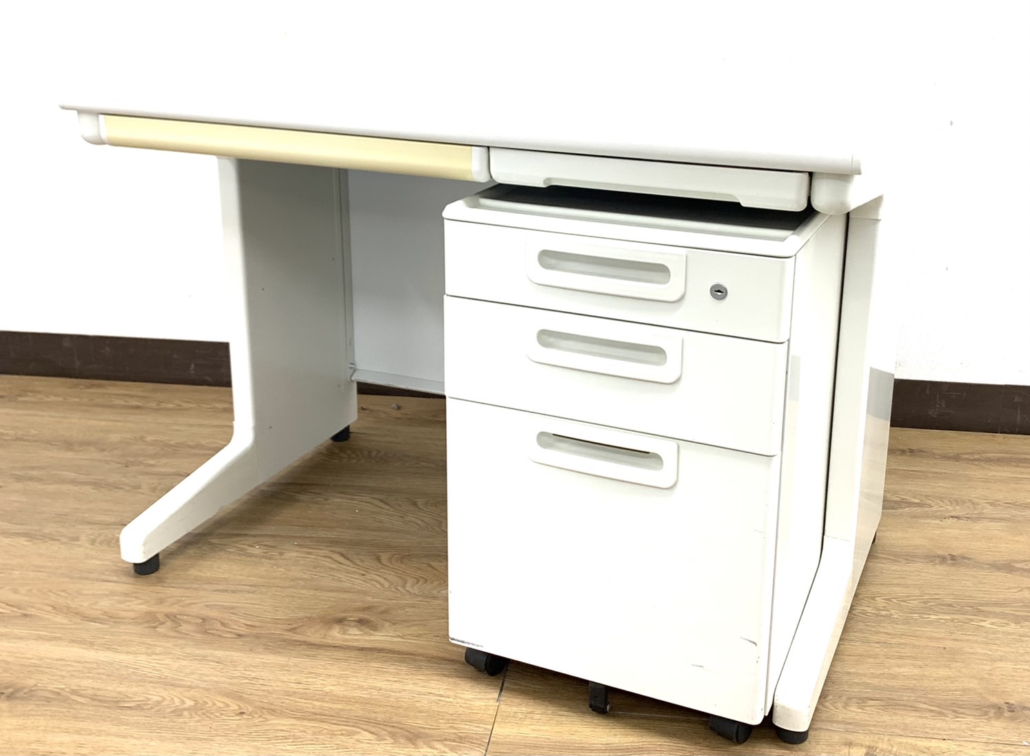 【中古】LA RY-107HN WS プラス/PLUS 片袖机 379504 - 中古オフィス家具ならオフィスバスターズ