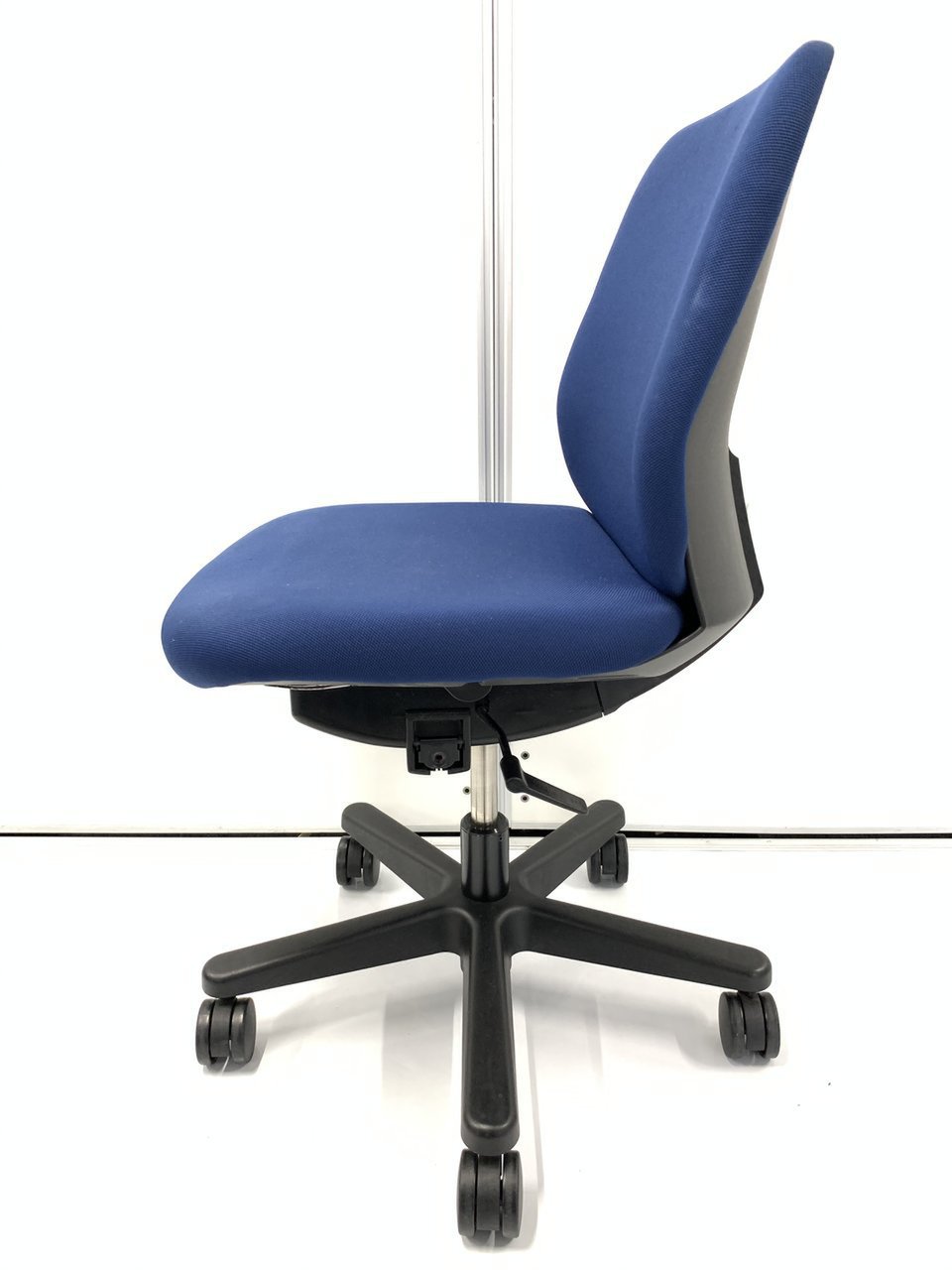 【中古】トルテR イトーキ/ITOKI 肘無ローバックチェア 381137 - 中古オフィス家具ならオフィスバスターズ