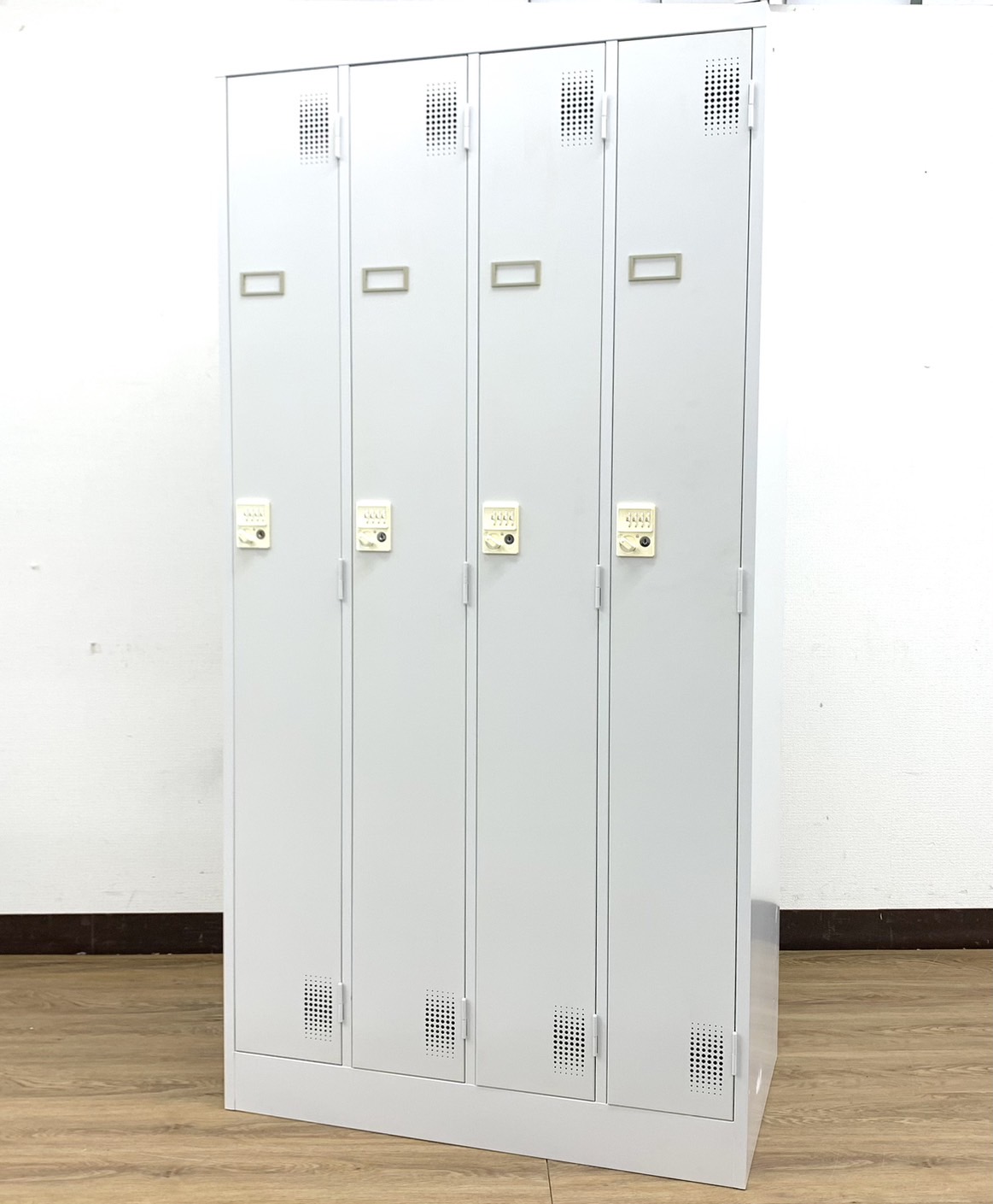 【中古】TLKロッカー TLK-D4N 豊国工業 4人用更衣ロッカー 382608 - 中古オフィス家具ならオフィスバスターズ