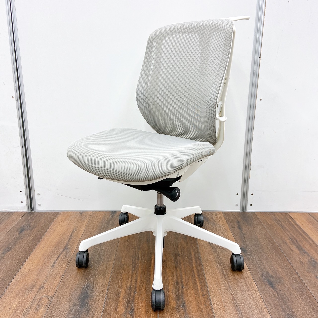 【中古】シルフィーメッシュ オカムラ/okamura 肘無ローバックチェア 383279 - 中古オフィス家具ならオフィスバスターズ