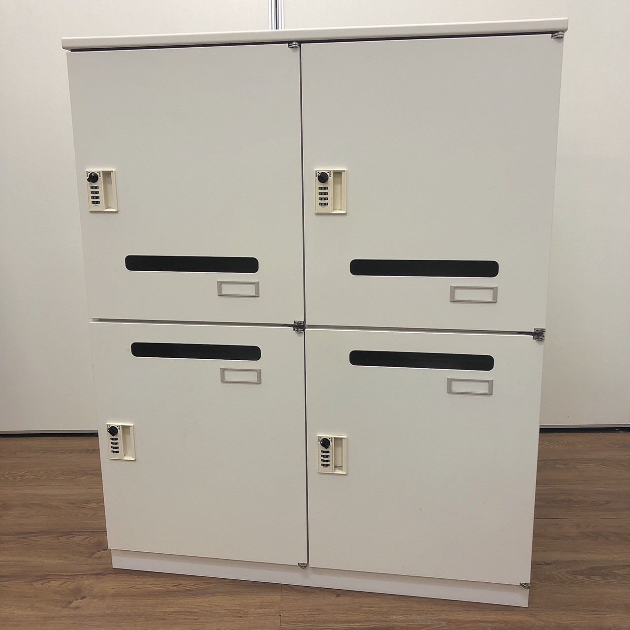 【中古】シンラインロッカー HCN-109HFR-W9 イトーキ/ITOKI 4人用パーソナルロッカー 384010 - 中古オフィス家具ならオフィスバスターズ