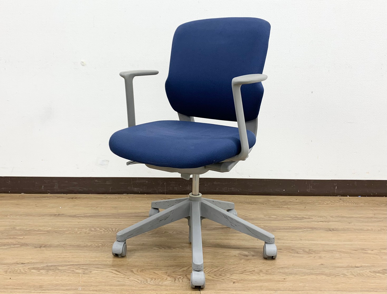 【中古】CN-2チェア CF-10C ウチダ/UCHIDA 肘付ローバックチェア 385460 - 中古オフィス家具ならオフィスバスターズ