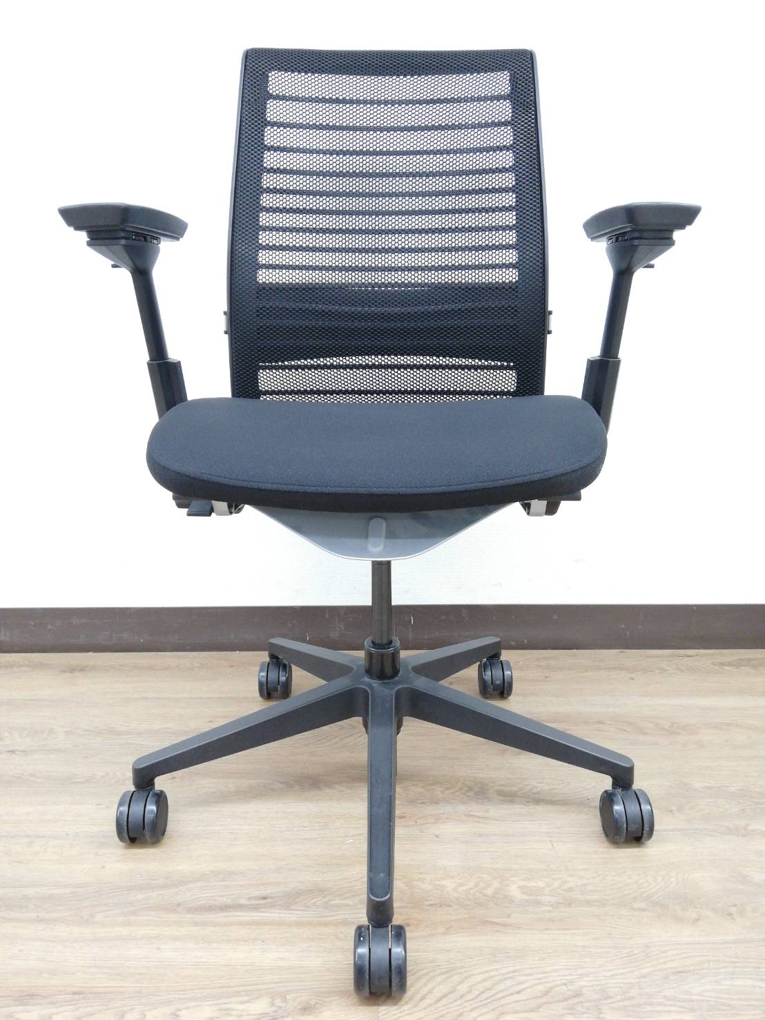 【中古】シンクチェア（2015年以降モデル） 465A300 Steelcase/スチールケース 肘付ハイバックチェア 386773 - 中古 ...