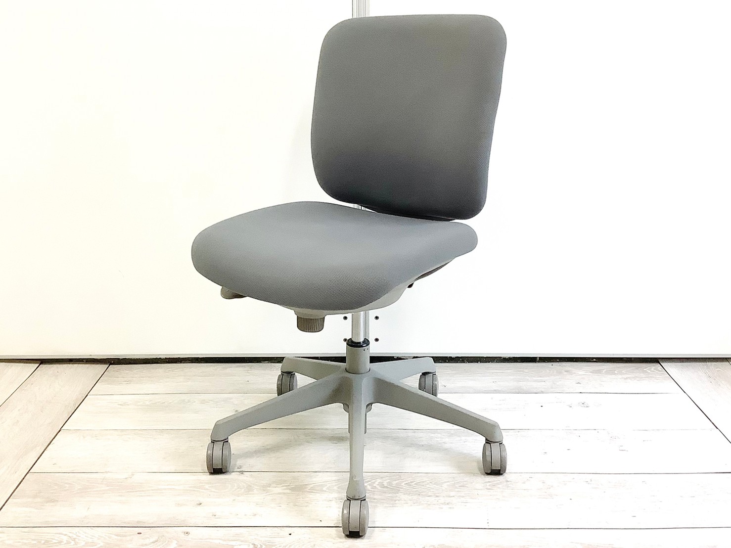 【中古】CG-Rチェア CN43GR FM37 オカムラ/okamura 肘無ローバックチェア 386792 - 中古オフィス家具ならオフィスバスターズ