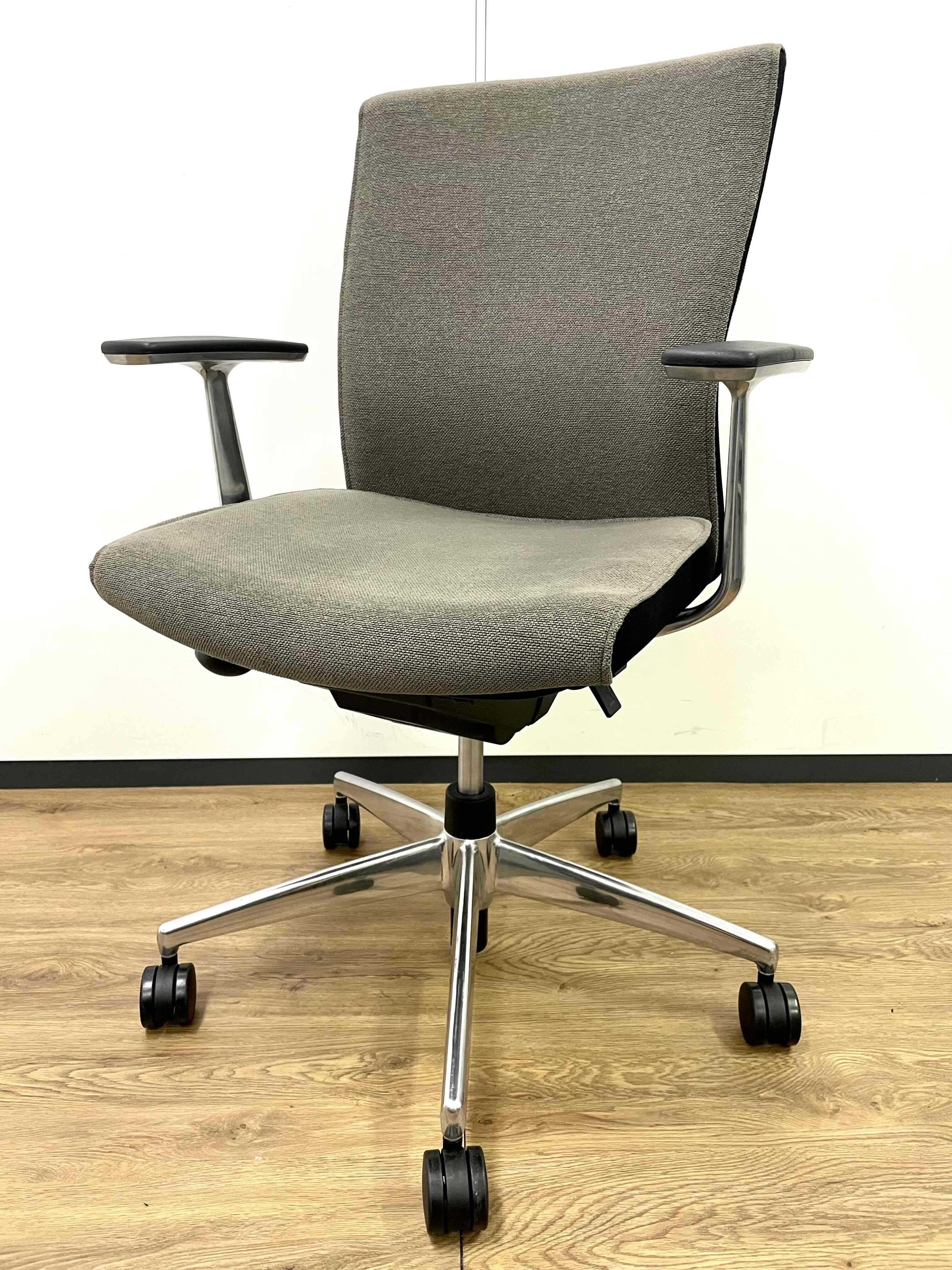 【中古】プント コクヨ/KOKUYO 肘付ローバックチェア 390024 - 中古オフィス家具ならオフィスバスターズ