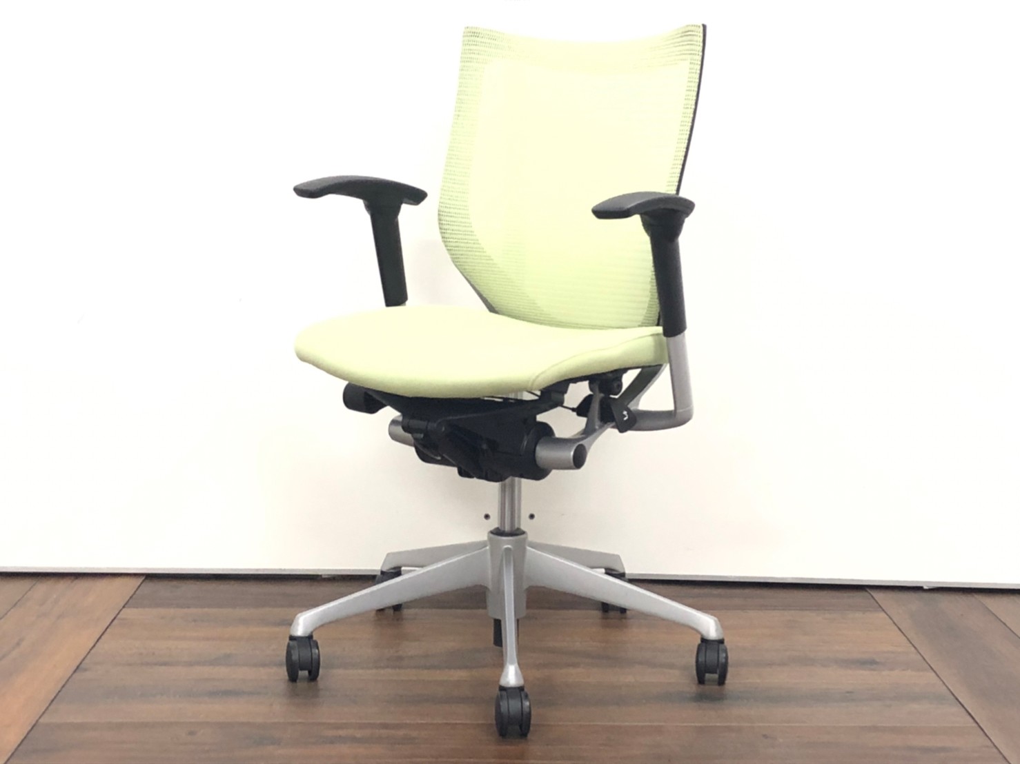 【中古】バロンチェア CP83DR FEF6 オカムラ/okamura 肘付ローバックチェア 390121 - 中古オフィス家具ならオフィスバスターズ