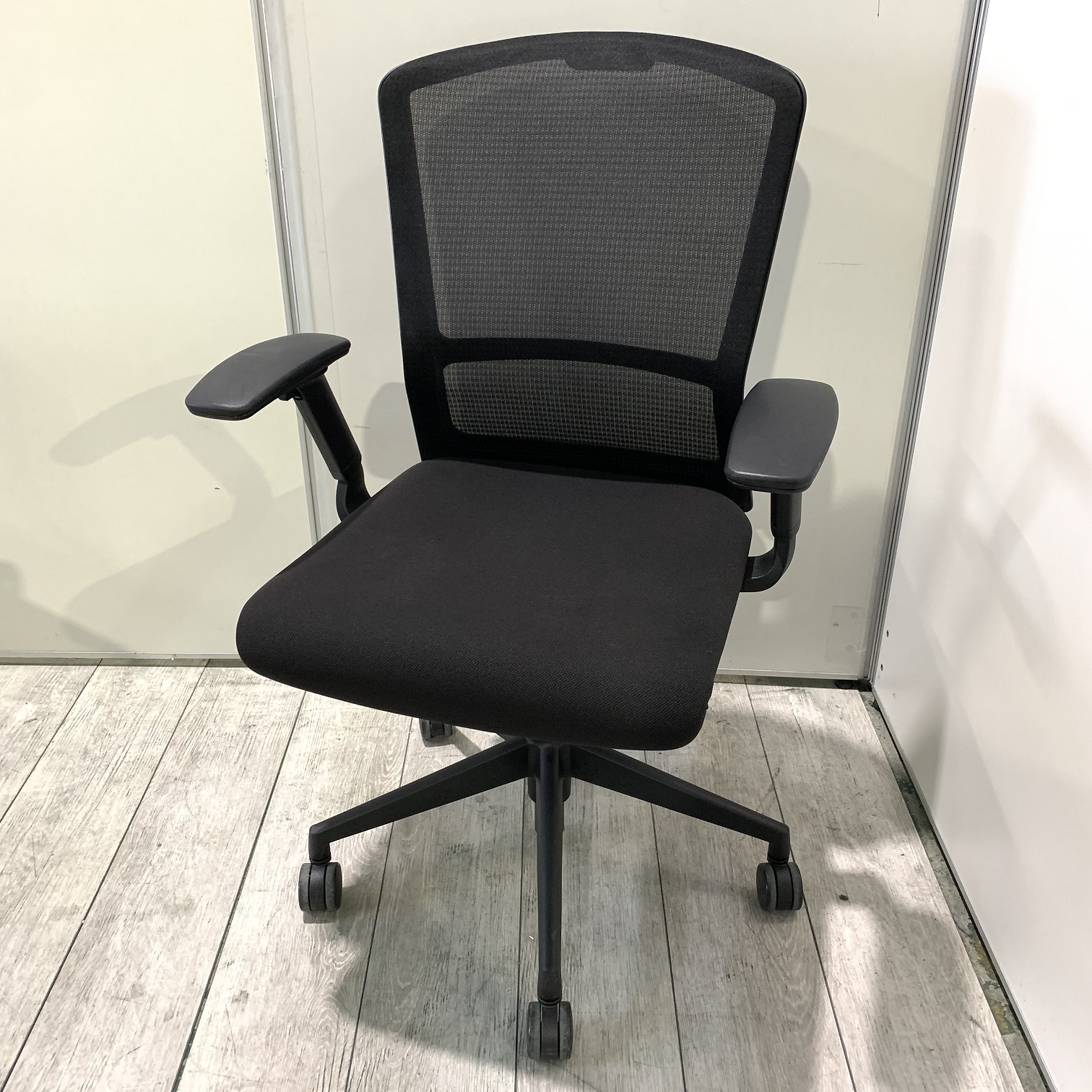 【中古】エルフィ ウチダ/UCHIDA 肘付ハイバックチェア 392170 - 中古オフィス家具ならオフィスバスターズ