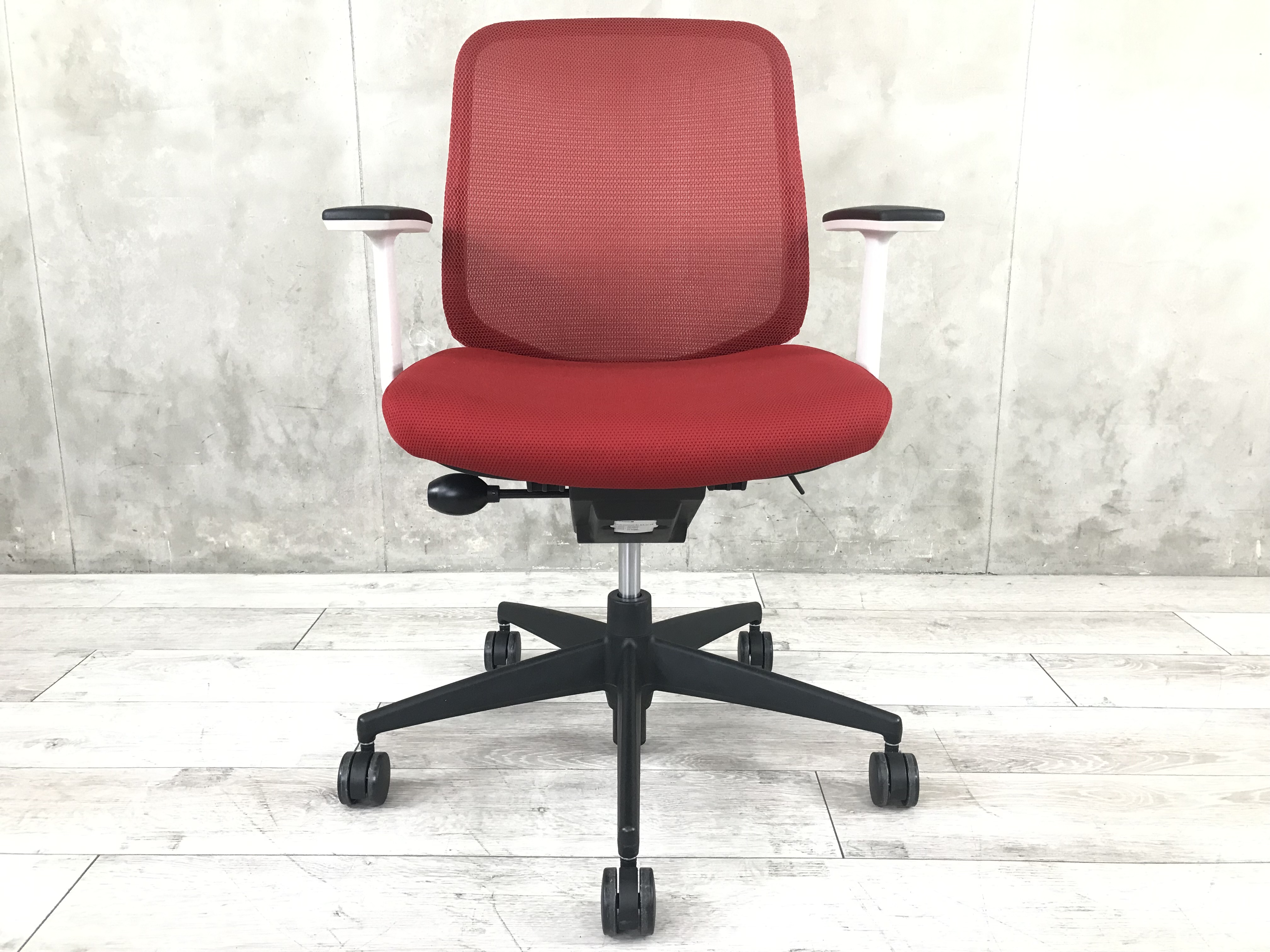 【中古】シロッコ コクヨ/KOKUYO 肘付ローバックチェア 394155 - 中古オフィス家具ならオフィスバスターズ