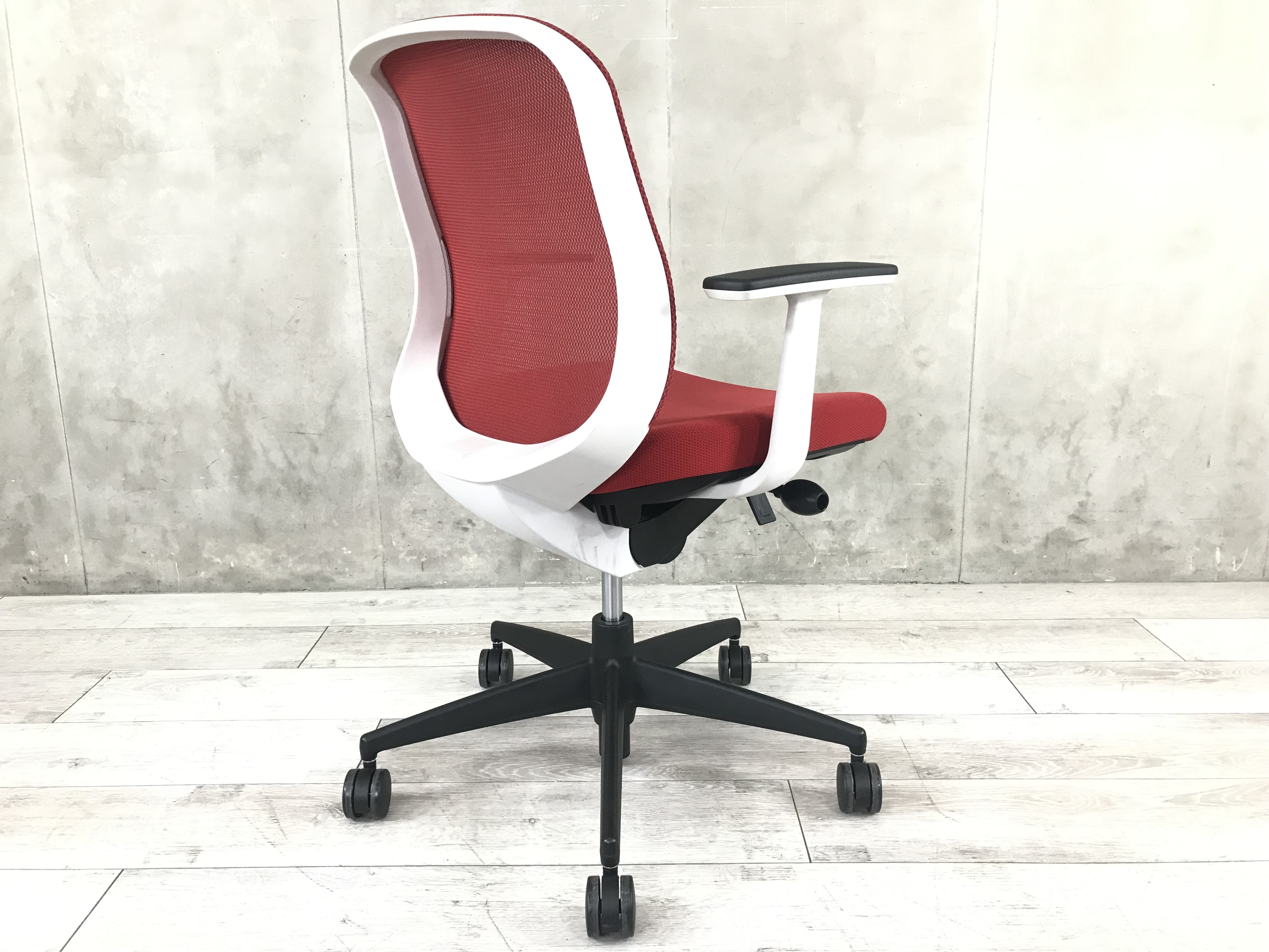 【中古】シロッコ コクヨ/KOKUYO 肘付ローバックチェア 394155 - 中古オフィス家具ならオフィスバスターズ