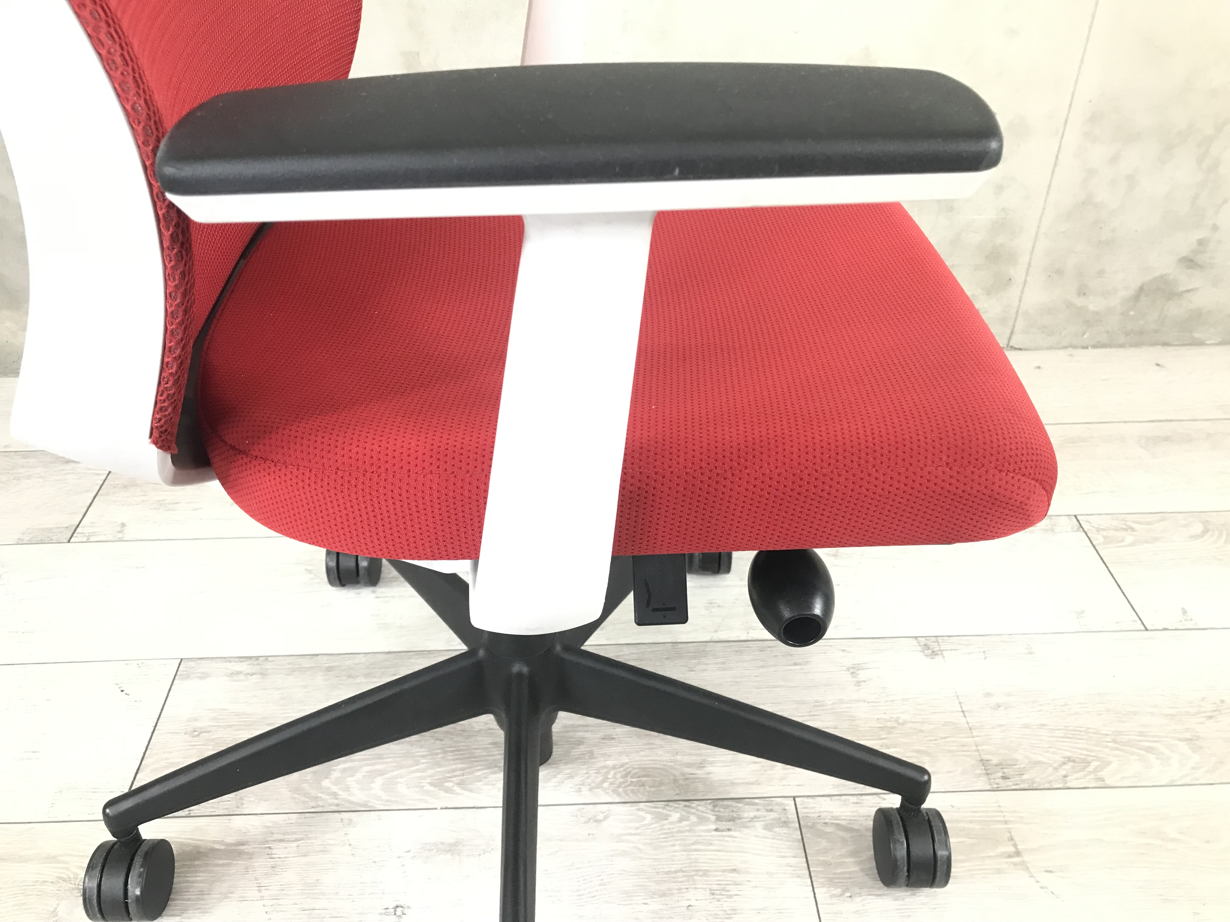 【中古】シロッコ コクヨ/KOKUYO 肘付ローバックチェア 394155 - 中古オフィス家具ならオフィスバスターズ