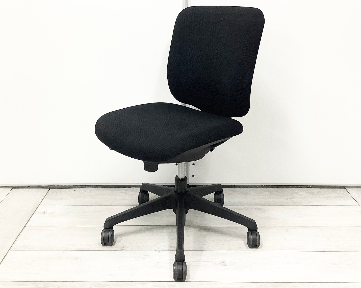 【中古】CG-Rチェア CN33ZR FM31 オカムラ/okamura 肘無ローバックチェア 397289 - 中古オフィス家具ならオフィスバスターズ