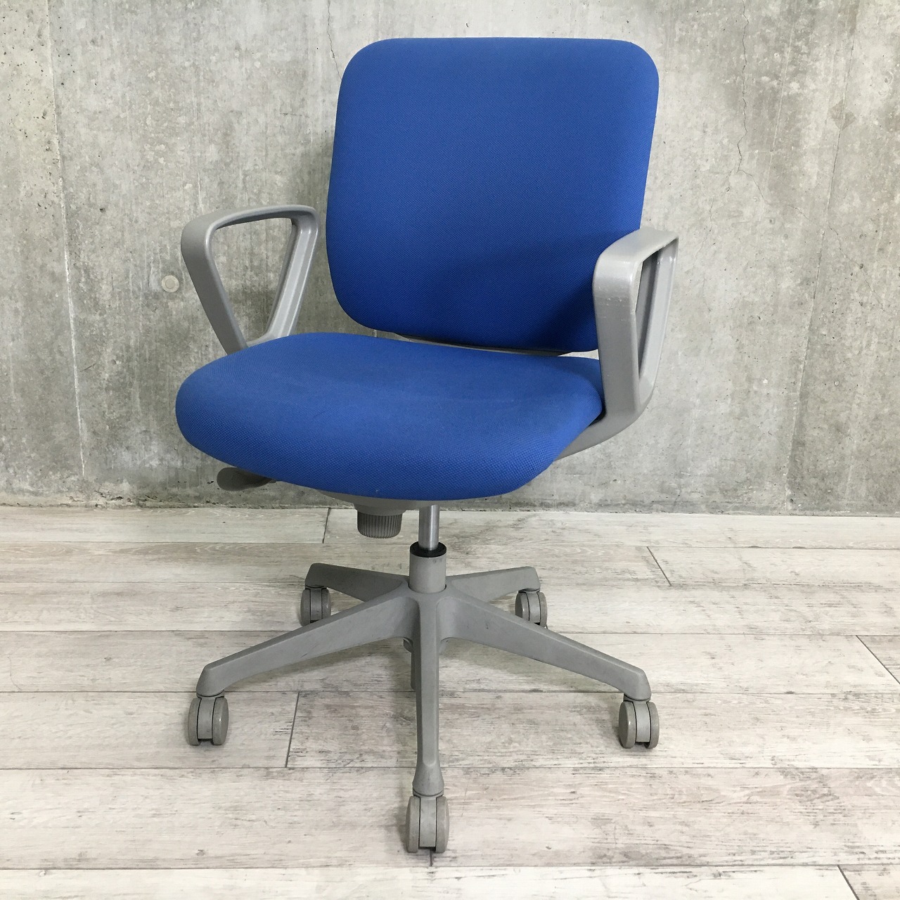 【中古】CG-Rチェア CN43GR FM36 オカムラ/okamura 肘付ローバックチェア 397315 - 中古オフィス家具ならオフィスバスターズ